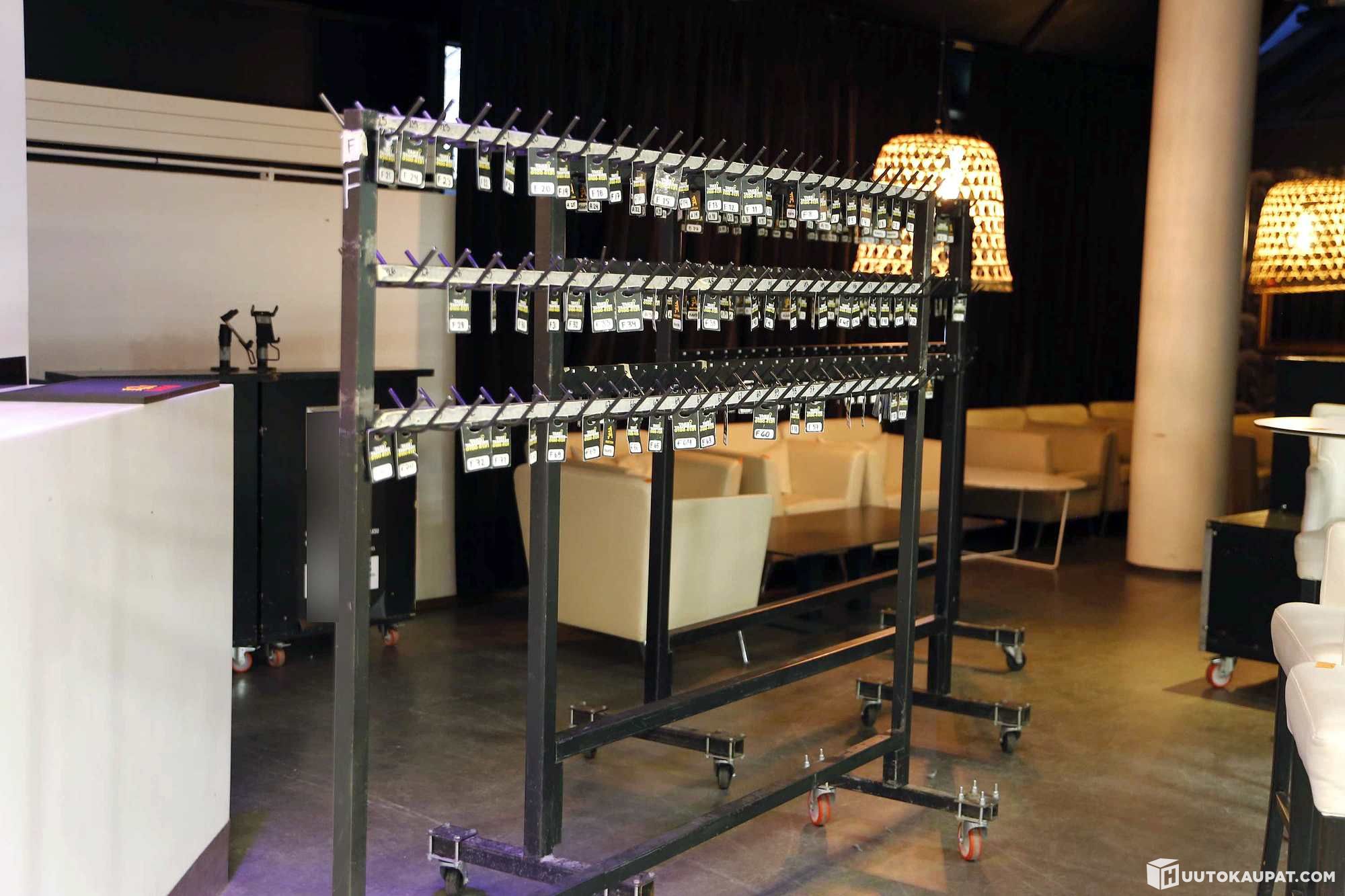 Liikuteltavat narikat 3 kpl – yhteensä 450 takkipaikkaa. RFL13/187, Tampere | Huutokaupat.com