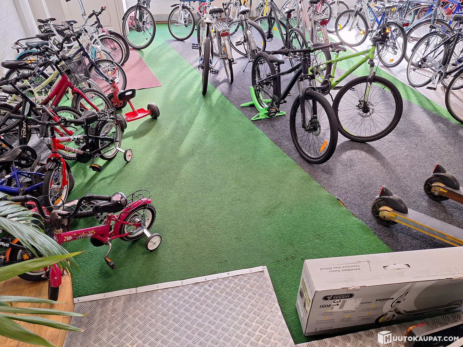 N.100m2 mattoa. R&R service Oy konkurssipesä, Vantaa | Huutokaupat.com