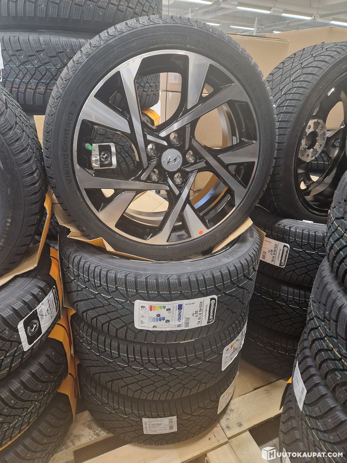 Uusi Continental VC7 kitkarengassarja Hyundai i30 alkup. aluvanteilla 225/40R18 sis.TPMS anturit ...
