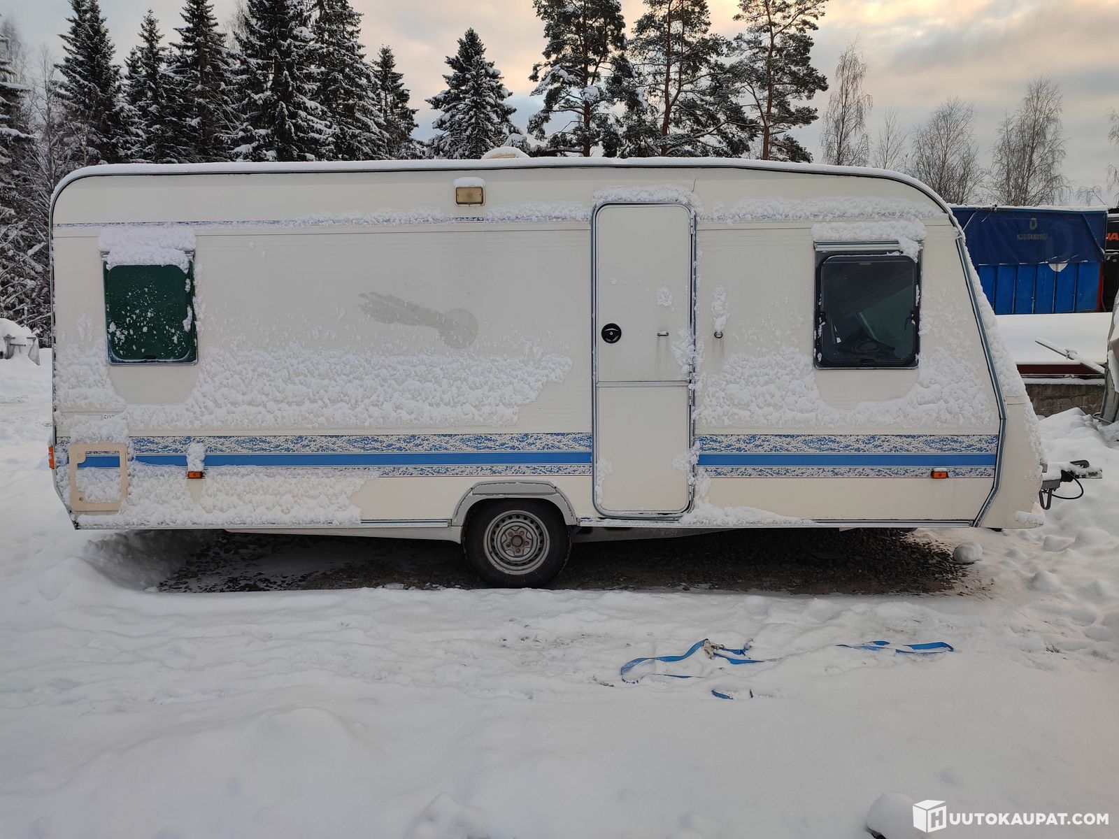 Romahtaneen pressutallin runtelema asuntovaunu Adria 502UP, Mikkeli ...