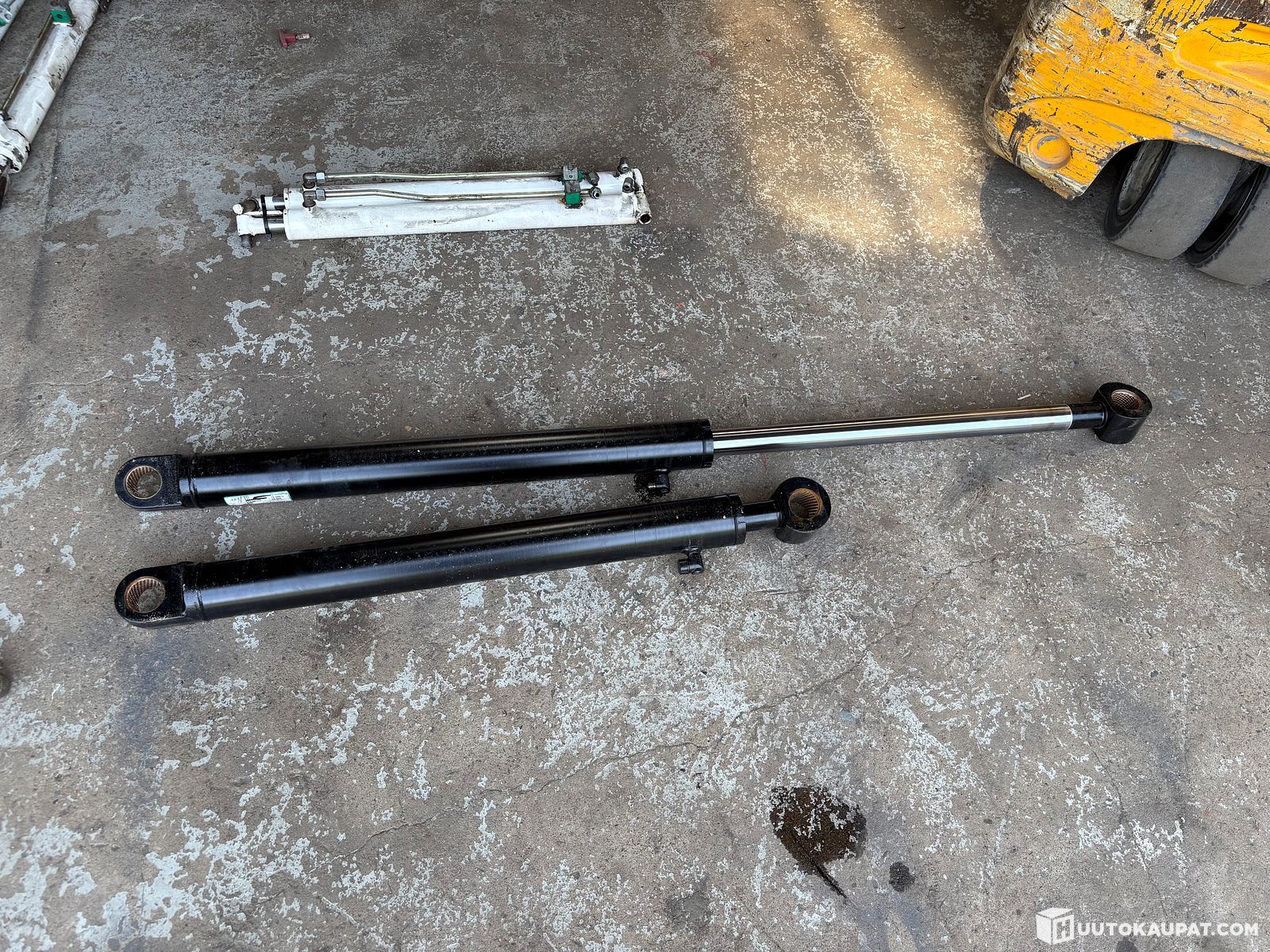 Hydraulisylinterit Cat, uudet 2 kpl, Alavus | Huutokaupat.com