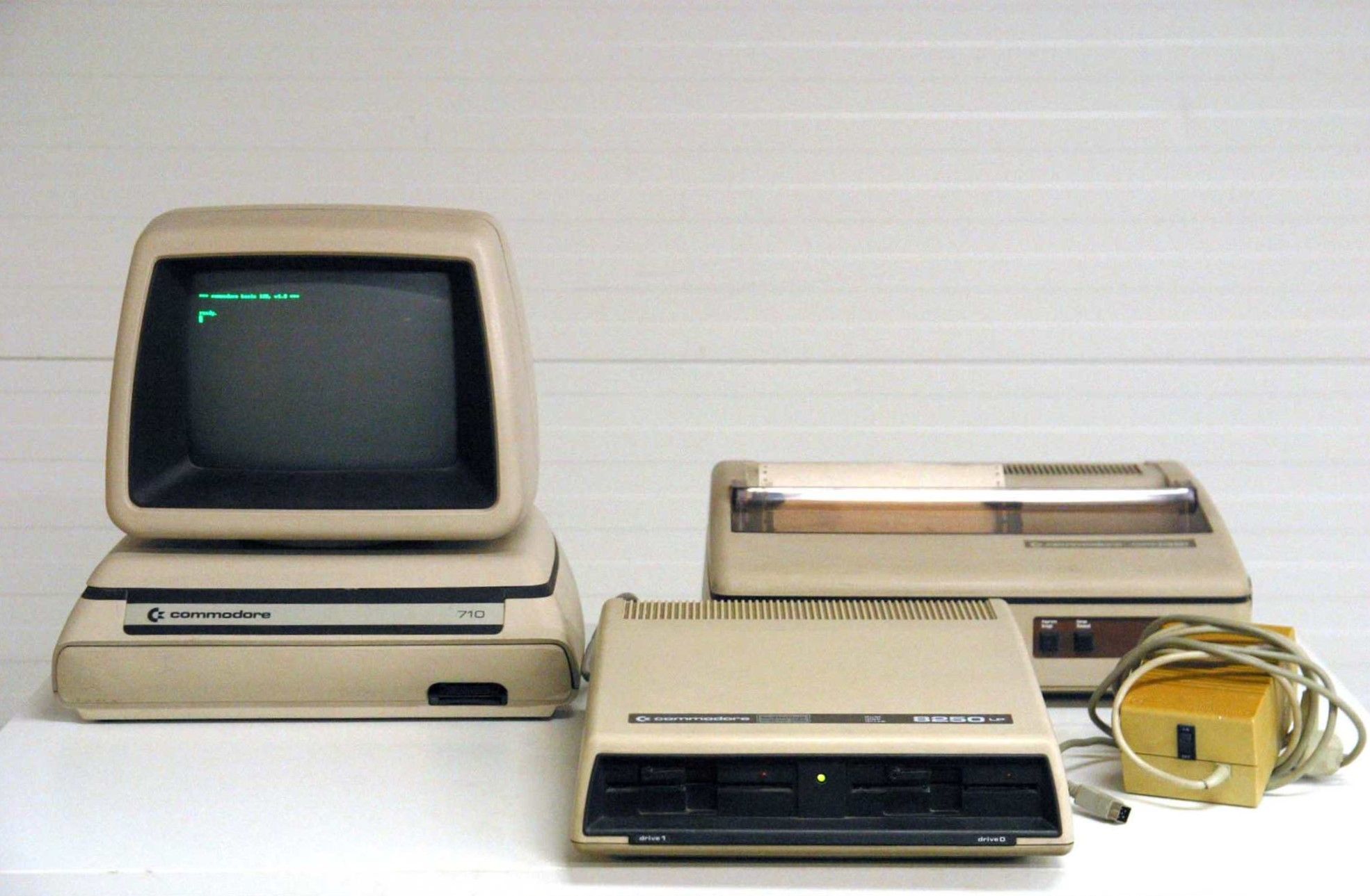 Upeat vintage Commodore-laitteet. VNTG1730, Hausjärvi | Huutokaupat.com