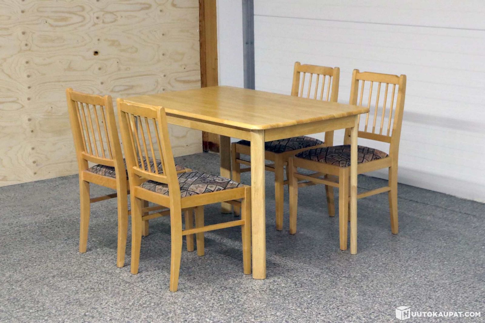 Pöytäryhmiä: 16 kpl tuoleja ja 4 kpl pöytiä. S321, Hausjärvi | Huutokaupat.com