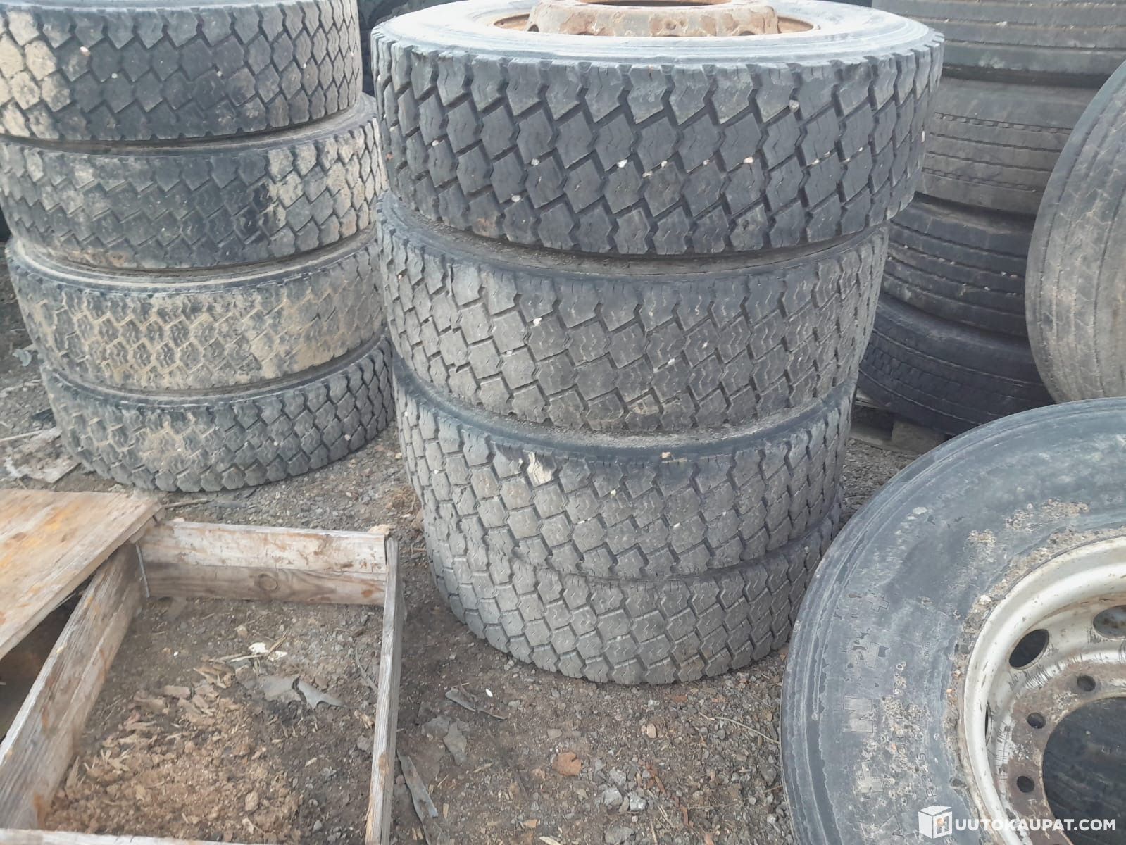Kuorma auton renkaat 4kpl, Rautalampi | Huutokaupat.com