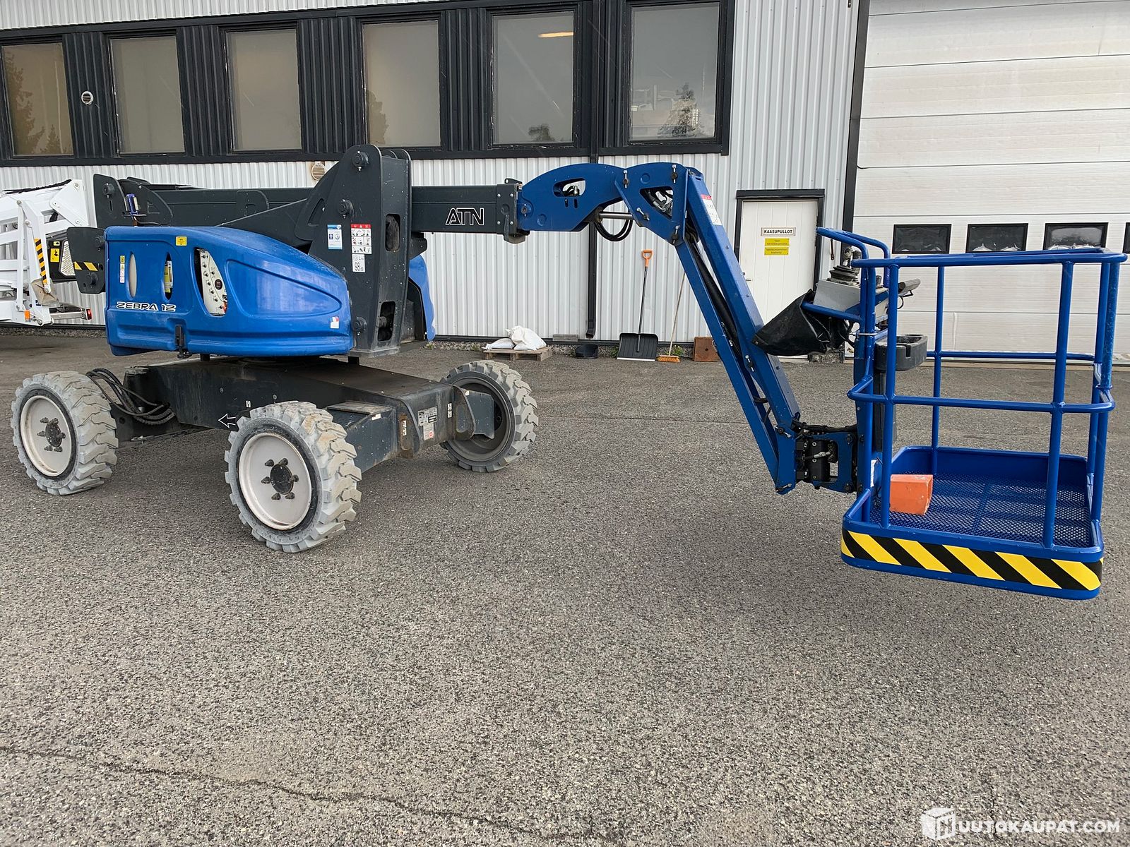Henkilönostin kuukulkija ATN Zebra 12 pienillä käyttötunneilla, Nokia ...