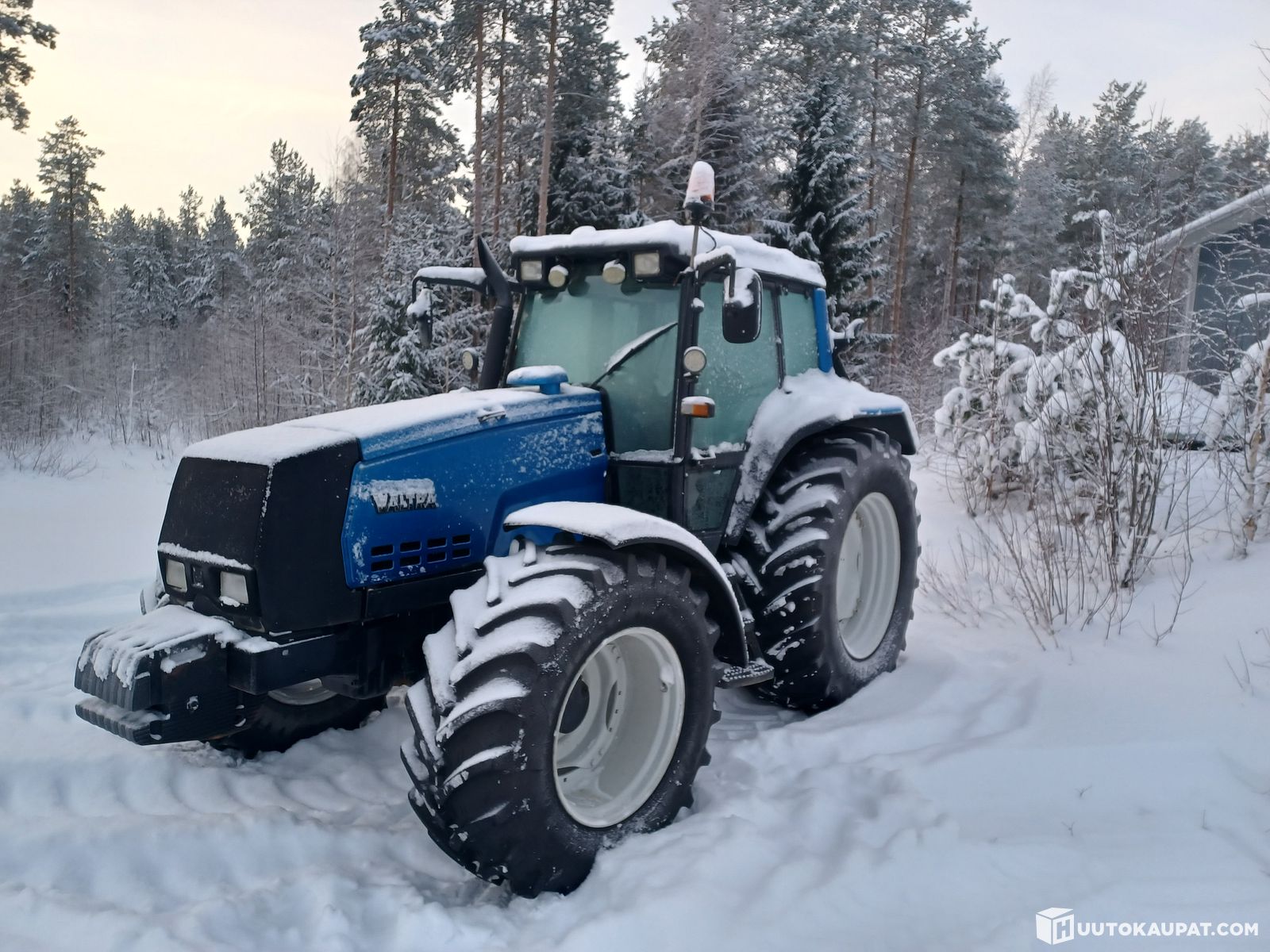 Ulosmitattu traktori Valtra, 8150-4-4X4/256, vm. 2001, Kaustisella/ Utmätt traktor Valtra, 8150 ...