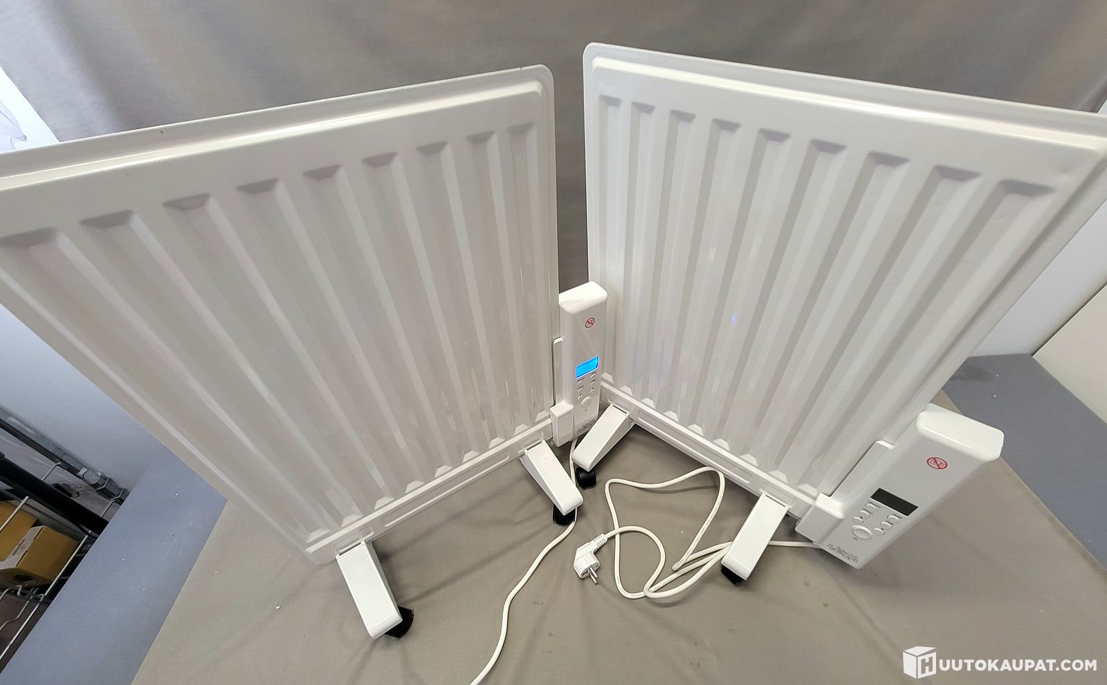 2kpl 400W öljytäytteiset lämmittimet pyörillä - Elektroniset termostaatit ja viikkoajastimet ...