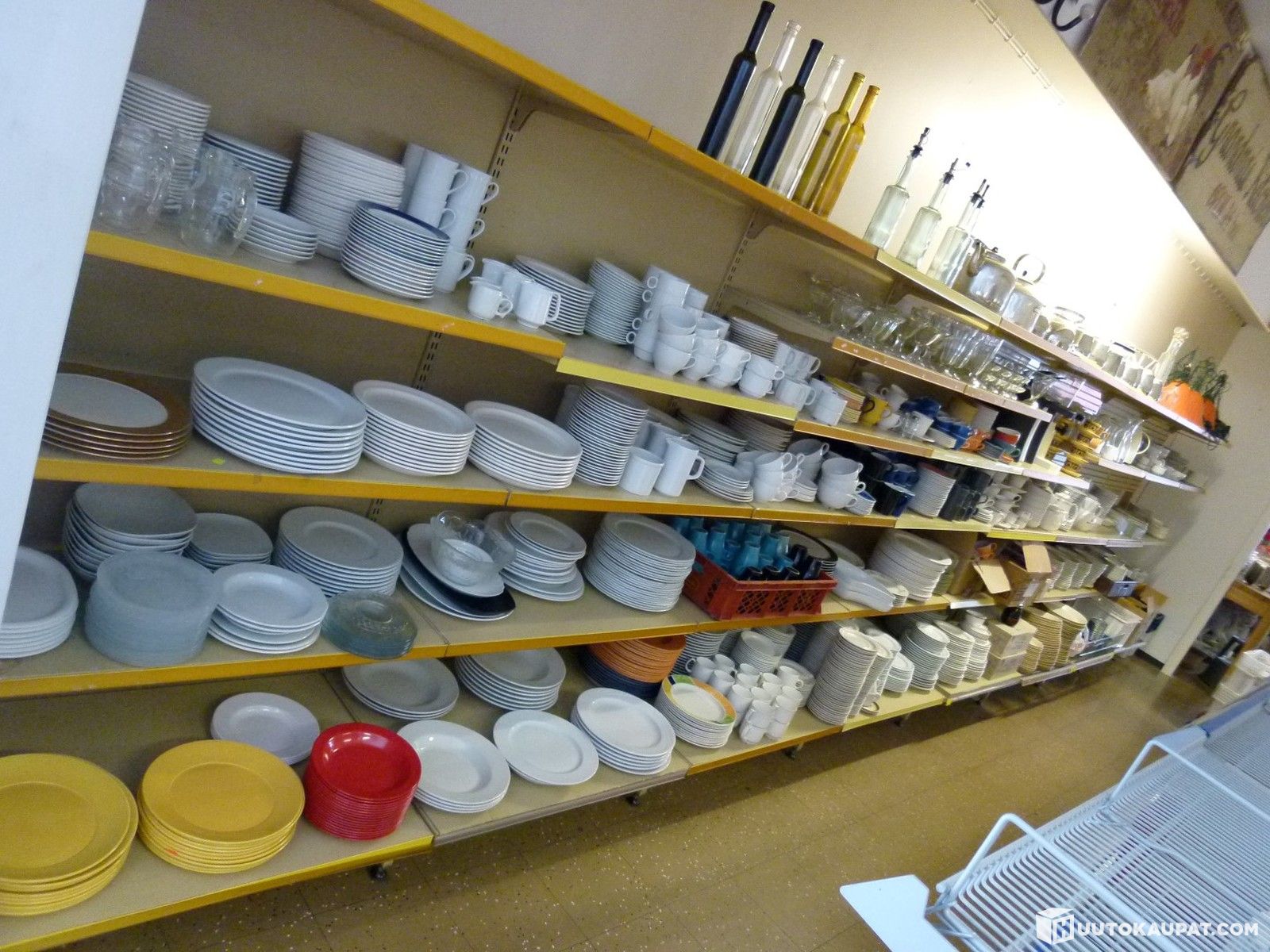 Ruokalautasia yli 400 kpl, salaattilautasia yli 500 kpl, kahvikuppeja ym., Pälkäne | Huutokaupat.com