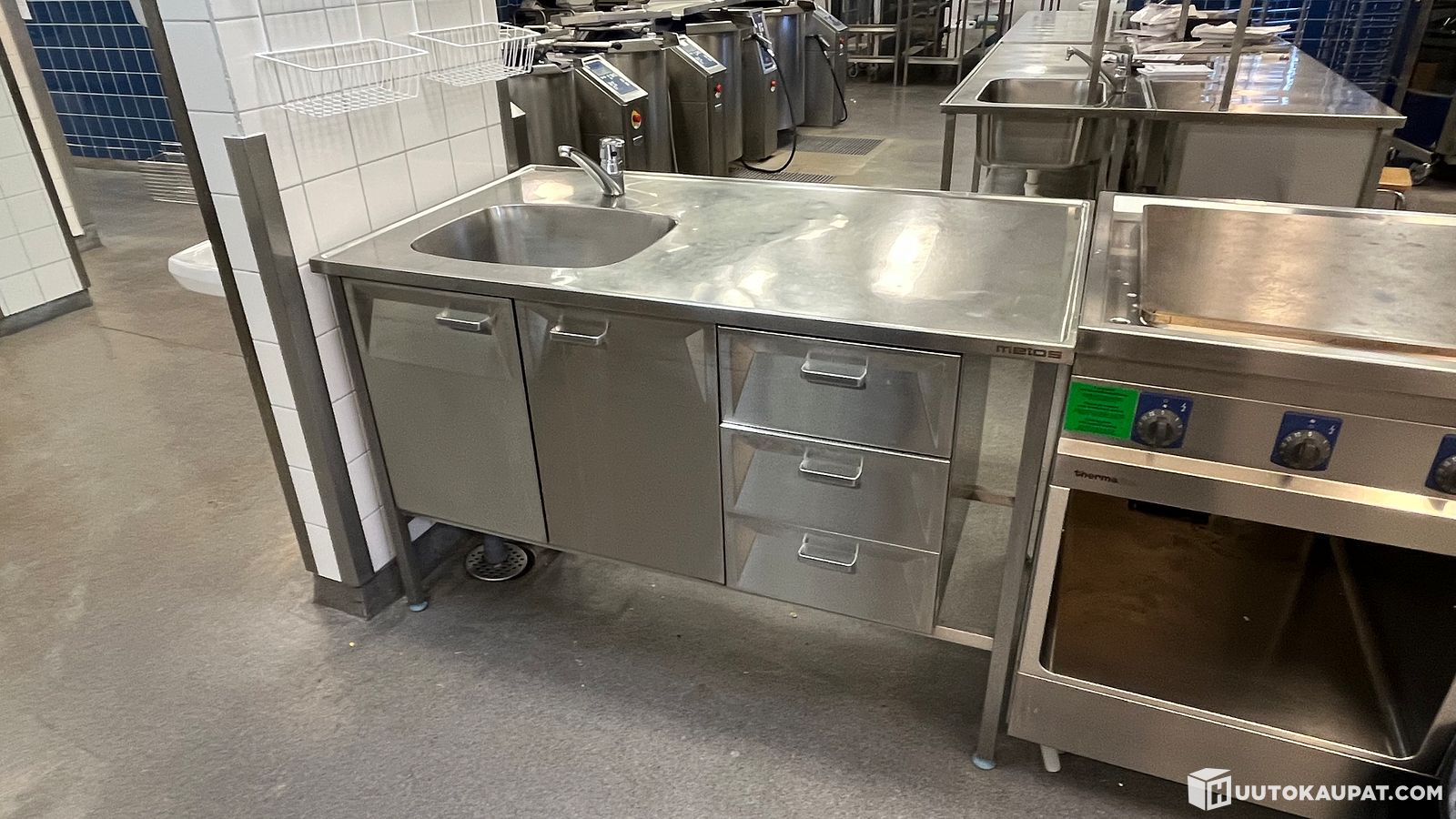 Käytöstä poistuvaa koulun kalustoa: RST-alakaapisto altaalla, Kempele ...