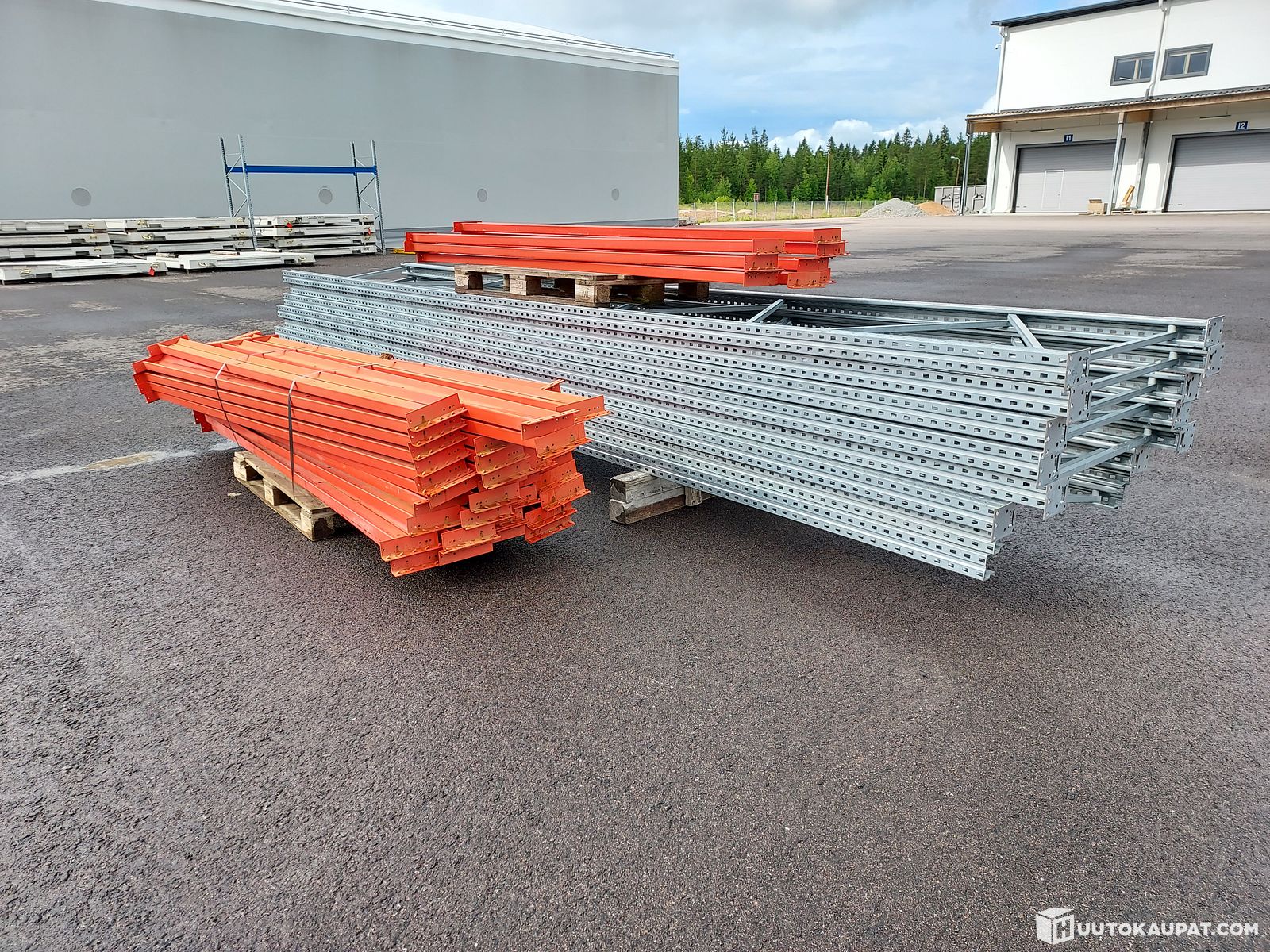 Erä kuormalavahyllyä, korkeutta 6 metriä. Päätyjä 8 kpl ja vaakapalkkeja 48 kpl, Oulainen ...