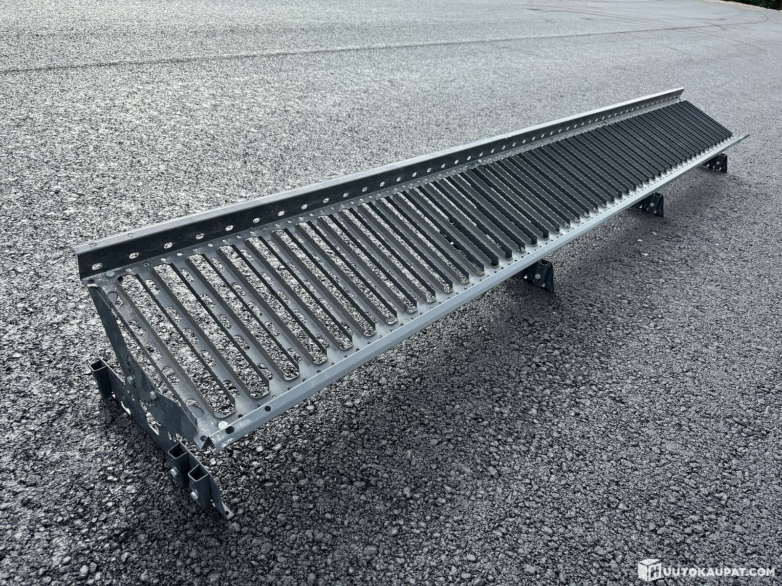 Kulkusilta sarja kiinnikkeineen lukkosauma katolle tummanharmaa RR23 ...