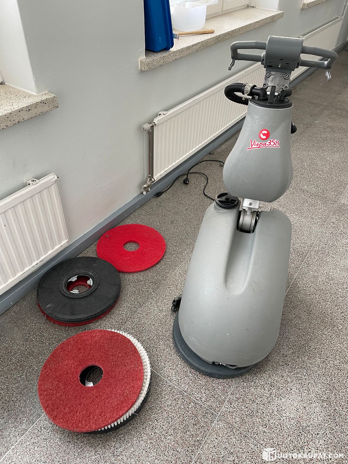 Yhdistelmäkone: Comac Vispa 30B + laikkoja + siivouskärry, Leppävirta ...