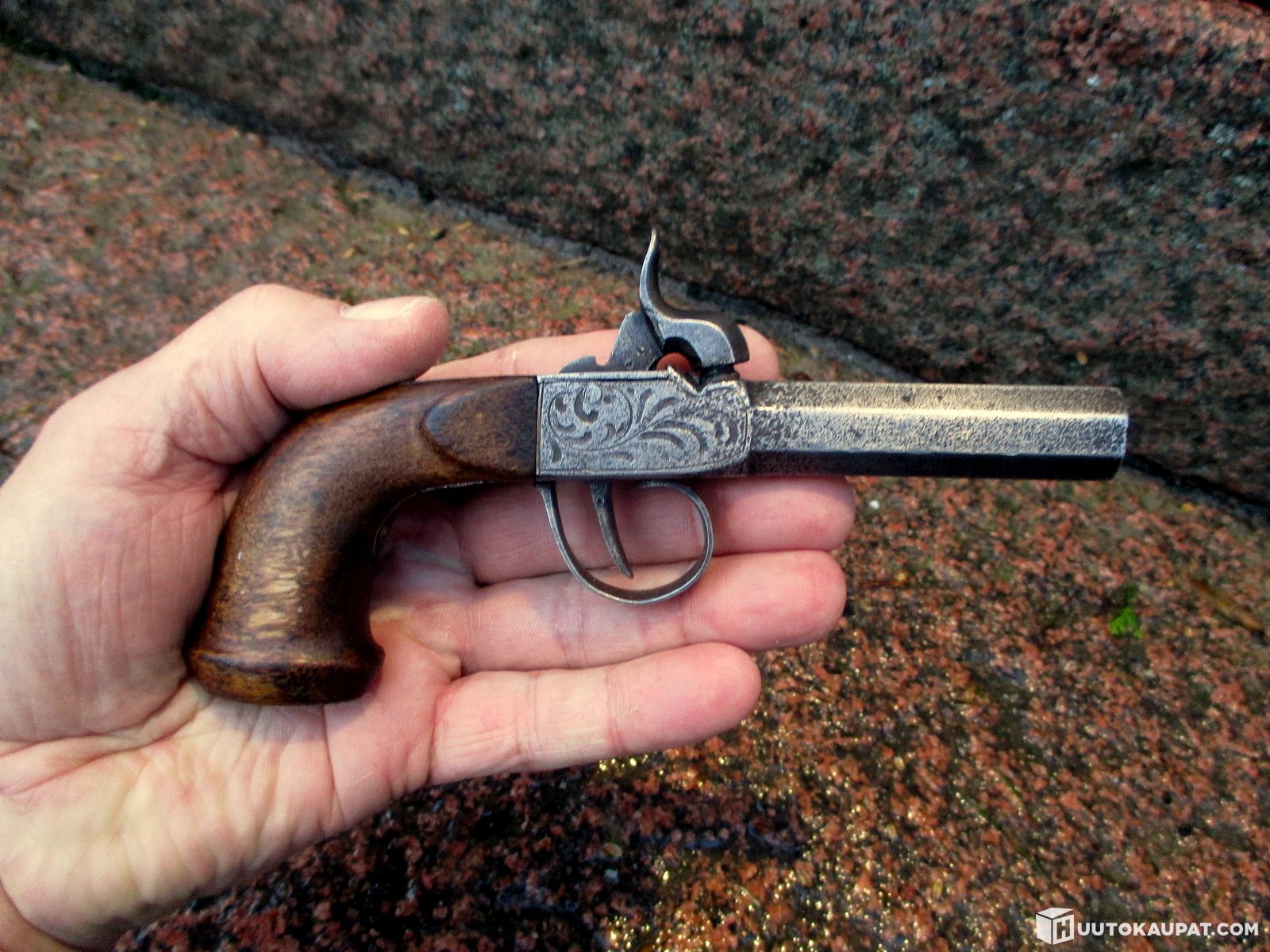 Hieno nallilukkopistooli suustaladattava antiikkiase mustaruuti ase ...