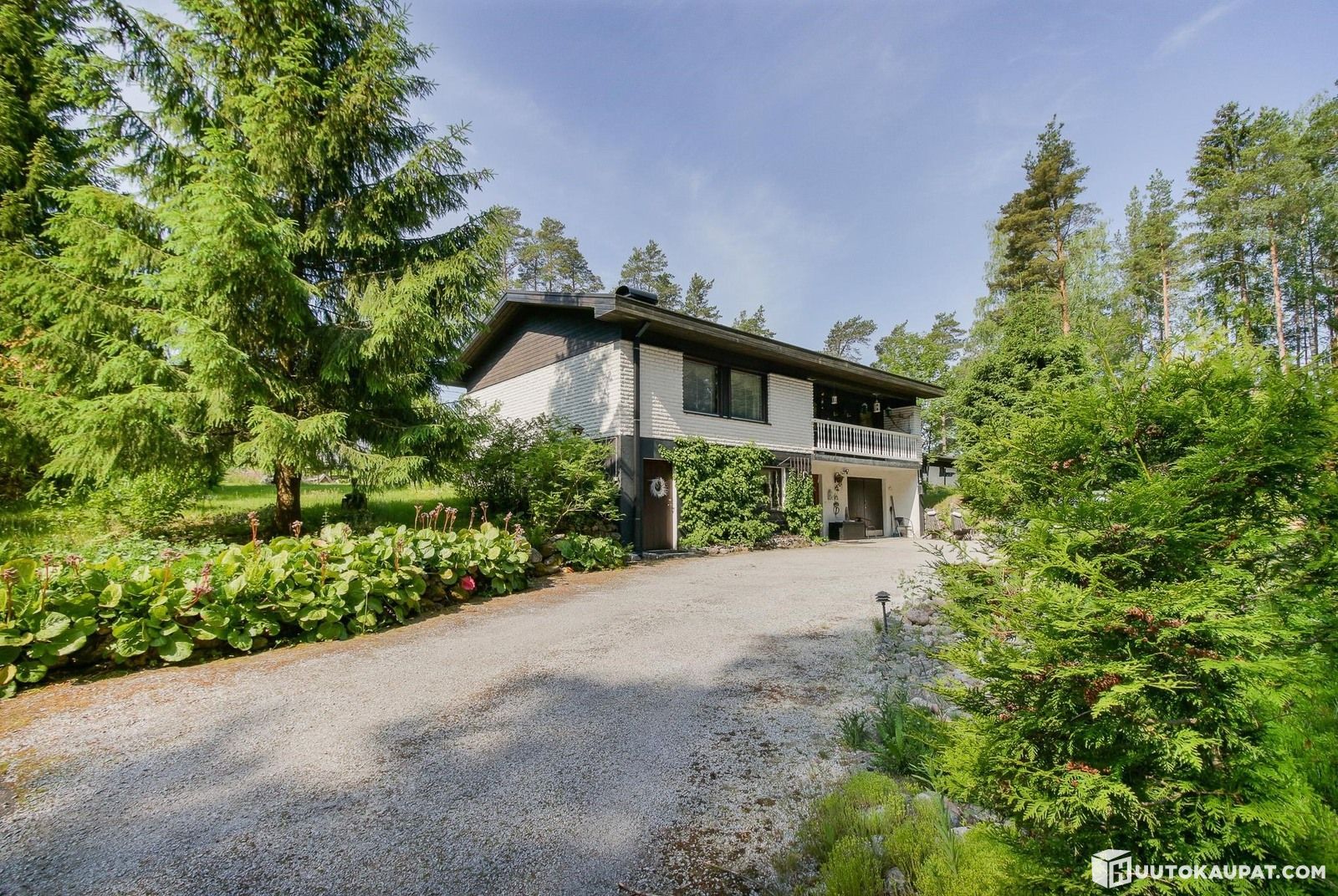 Laitilassa valkotiilinen omakotitalo+ autotalli/varasto + hirsiaitta ...