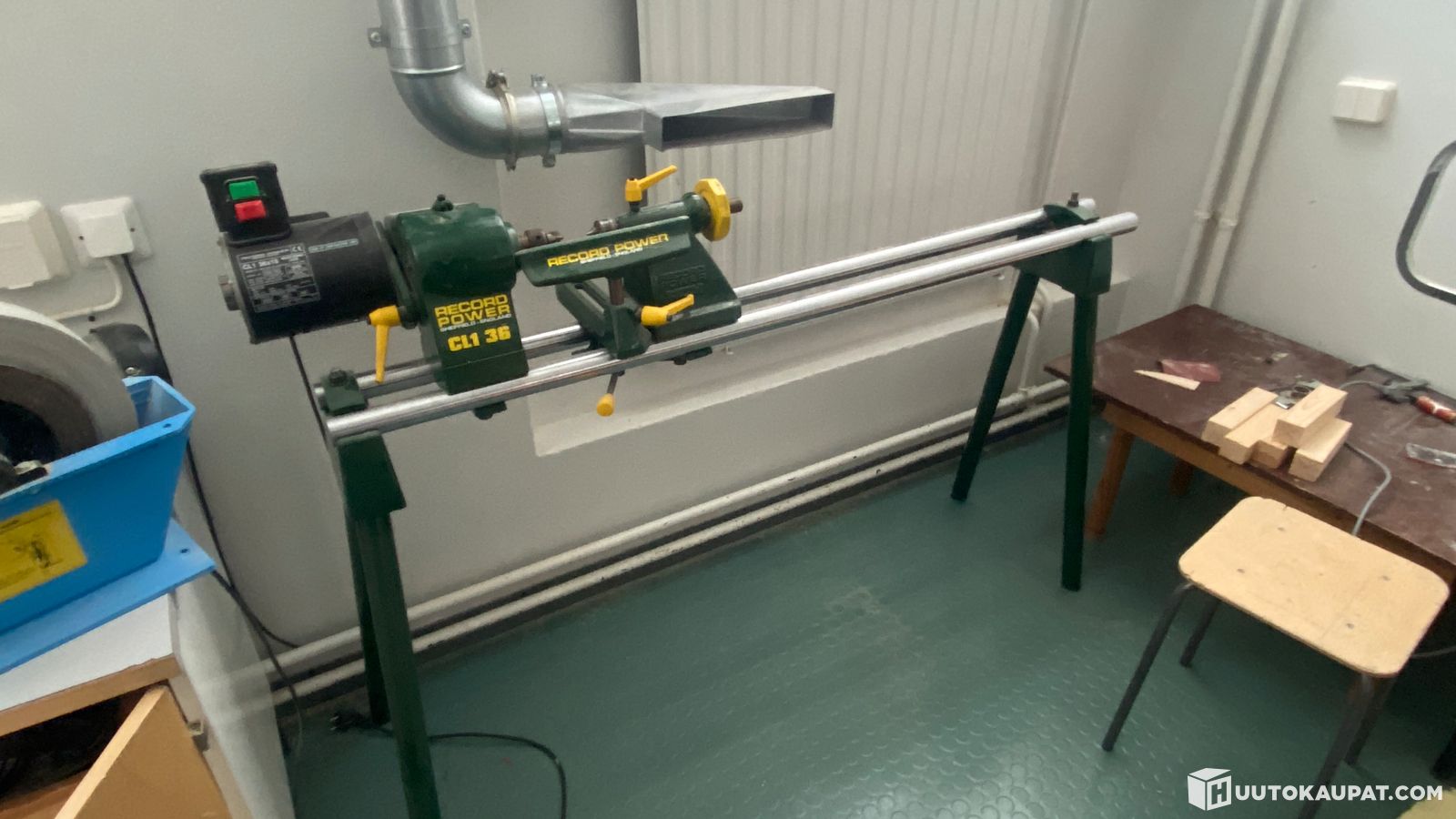 Käytöstä poistettua koulukalustoa: Record CL1 36 puusorvi (2 ...