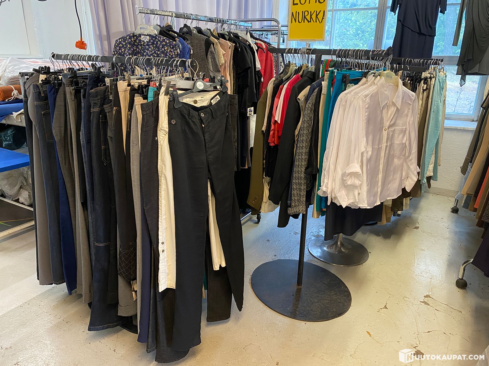 Naisten vaateiden varaston loppuunmyynti. Noin 280 kpl erä. Housuja ...