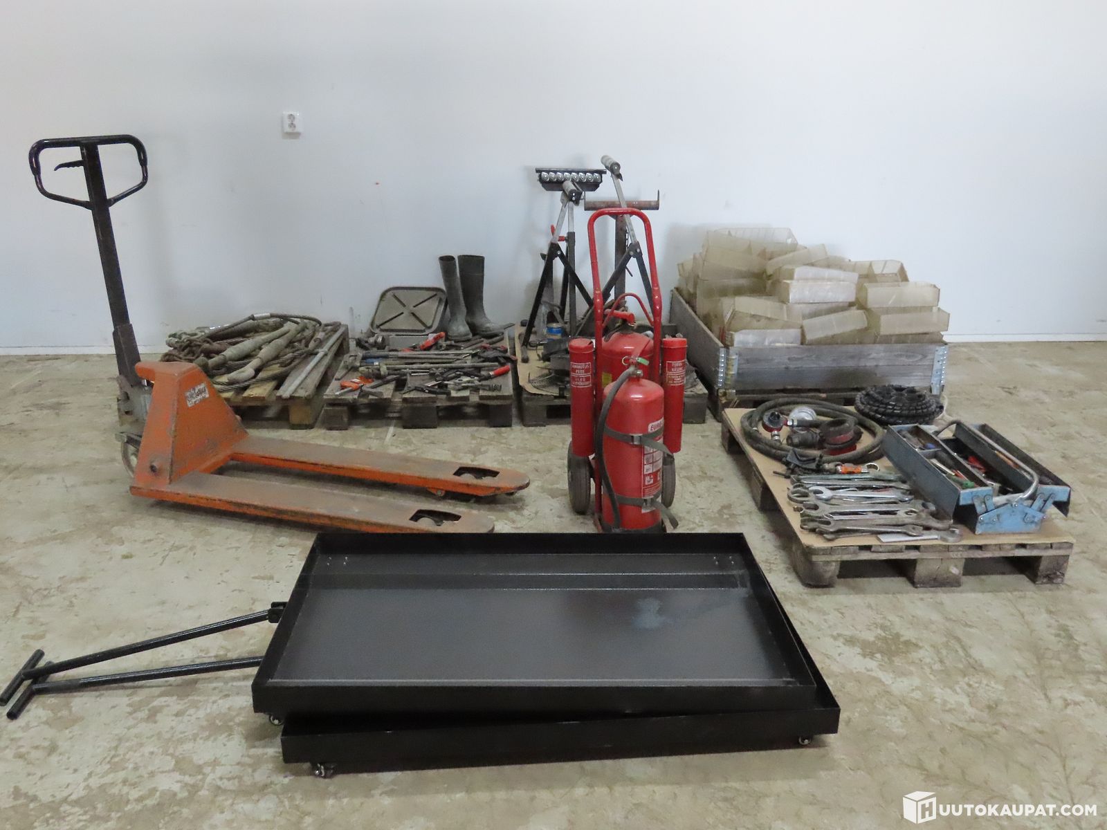 VARASTON TYHJENNYS SEKALAISTA TAVARAA SUURI ERÄ, Forssa | Huutokaupat.com