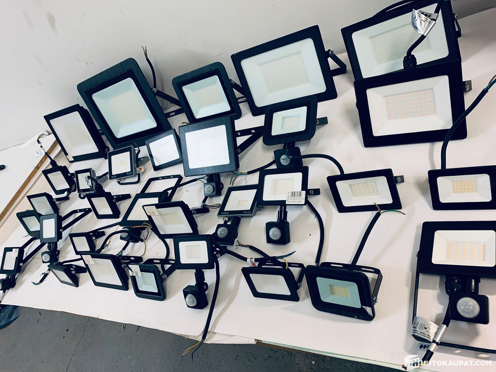 Halogen light fittings, 31 units, Tampere | Huutokaupat.com