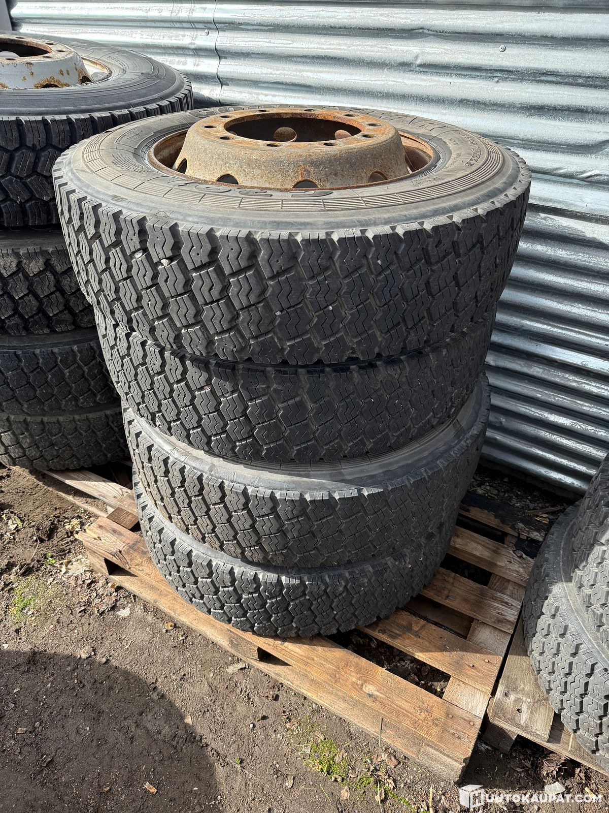 Kuorma-auton renkaat 275/70 R22,5, Tampere, Nokia | Huutokaupat.com