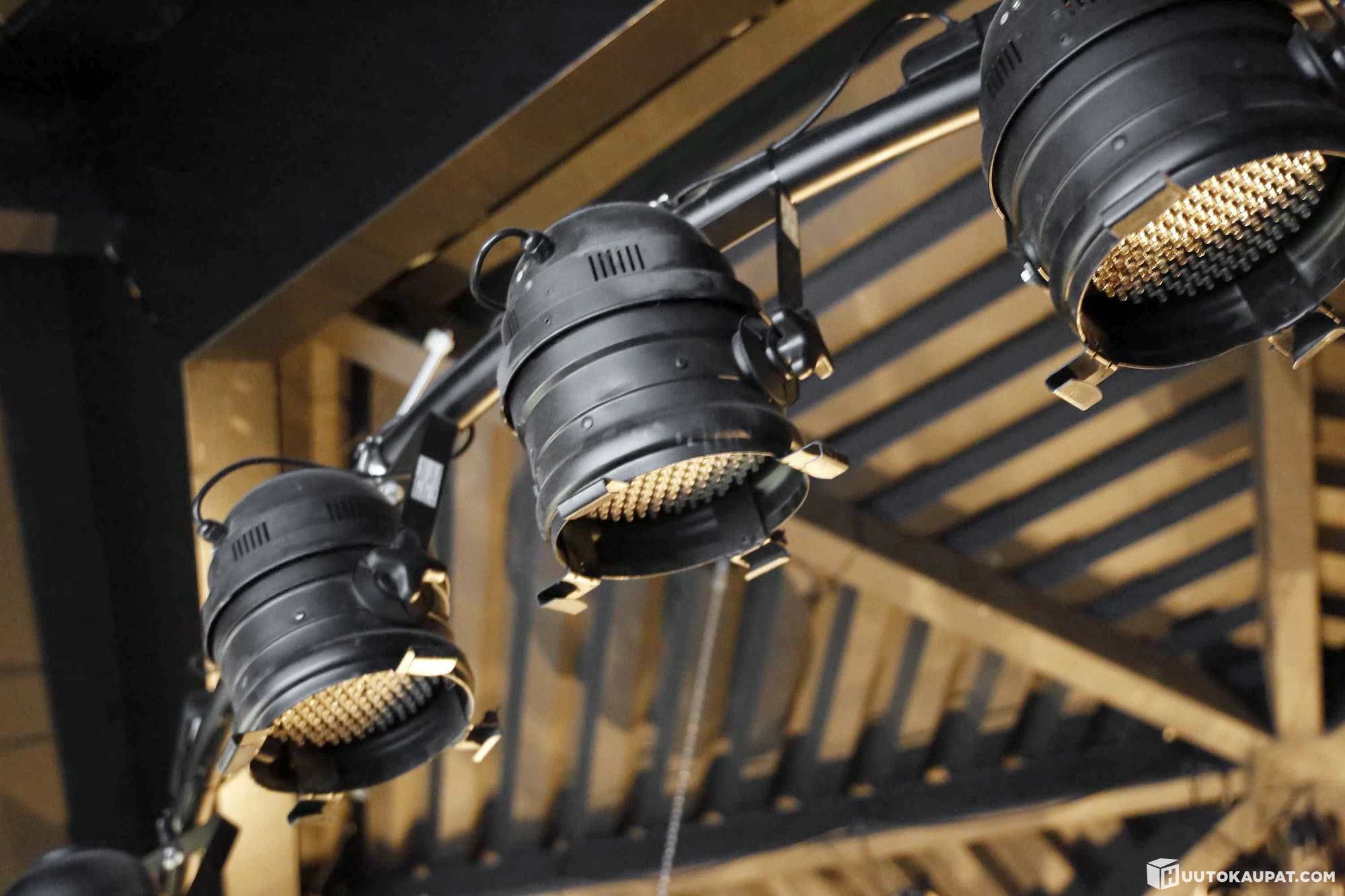 Valokalustoa: 7 kpl LED PAR, 5 kpl diskopallo, 1 kpl PAR tölkki, 3 kpl profiilivalo. RFL13/177 ...