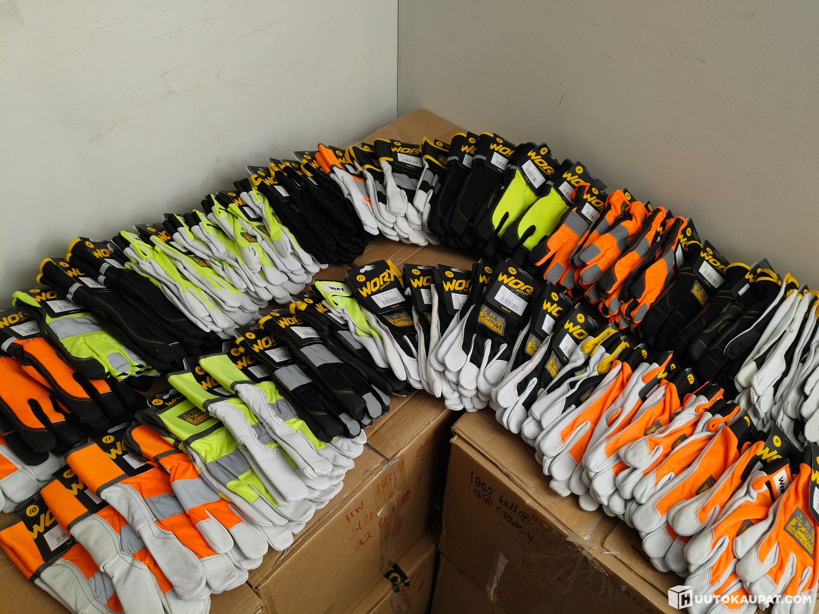 Batch of new work and safety gloves – 75 pairs (sizes 9, 10 and 11 ...