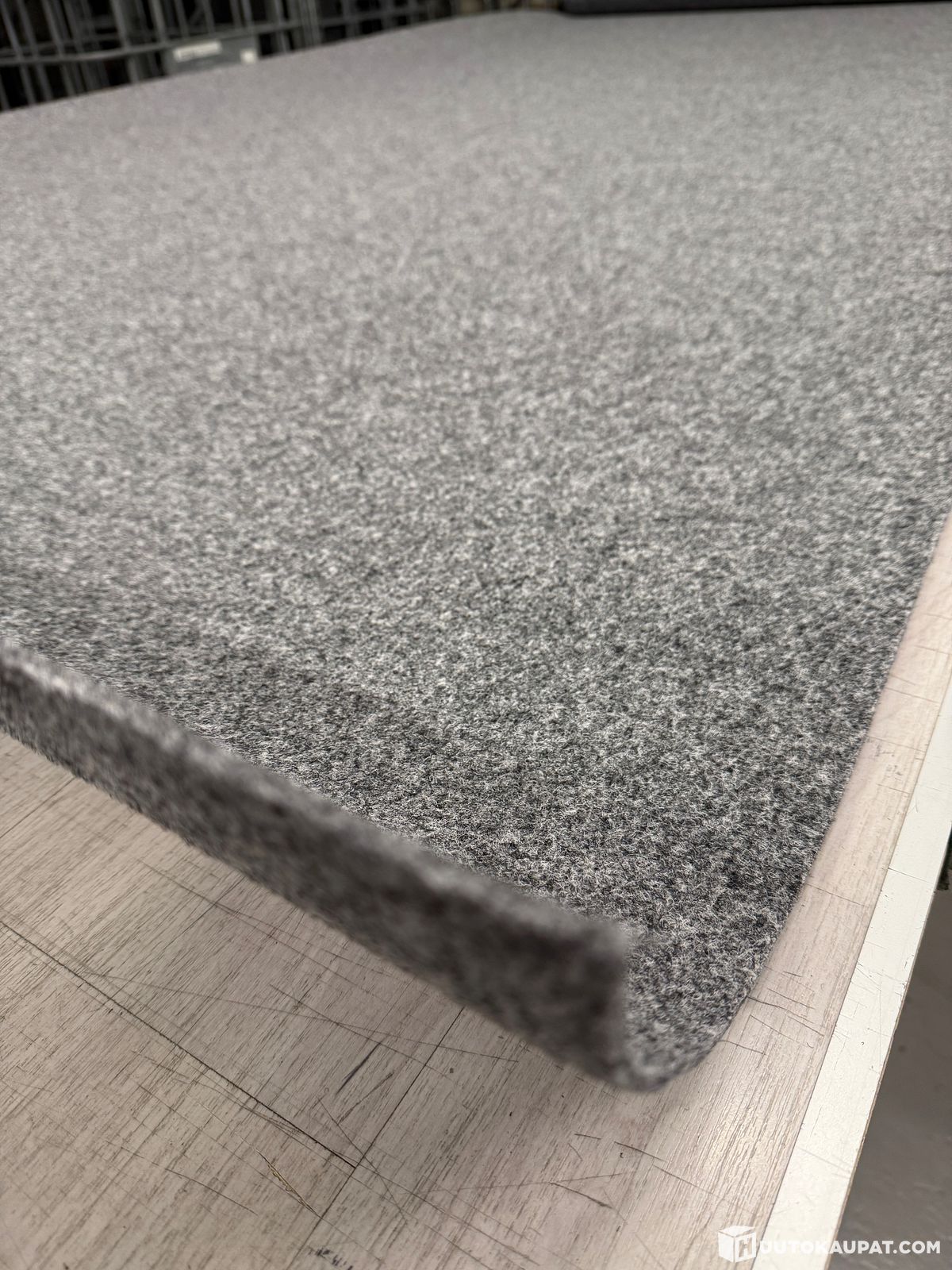 Uutta 2 m leveää jämäkkää harmaata Merlin kokolattiamattoa 6,70 metriä ...