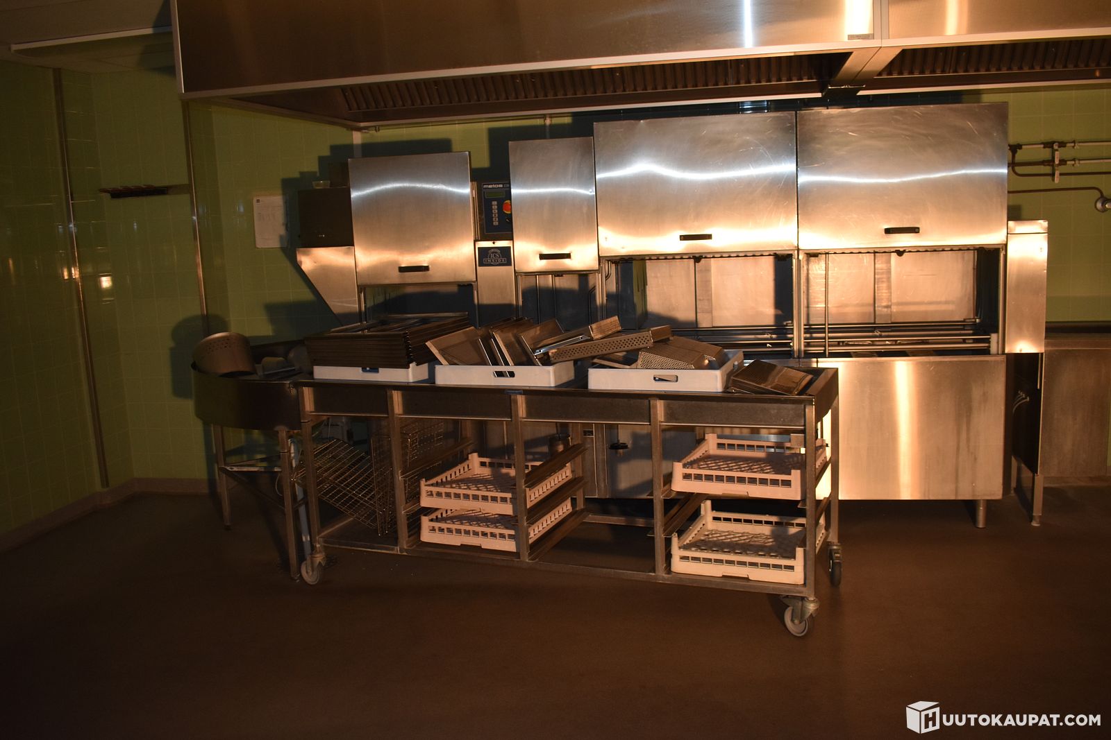 Metos WD-241E tunnel dishwasher and dish return conveyor, Siilinjärvi ...
