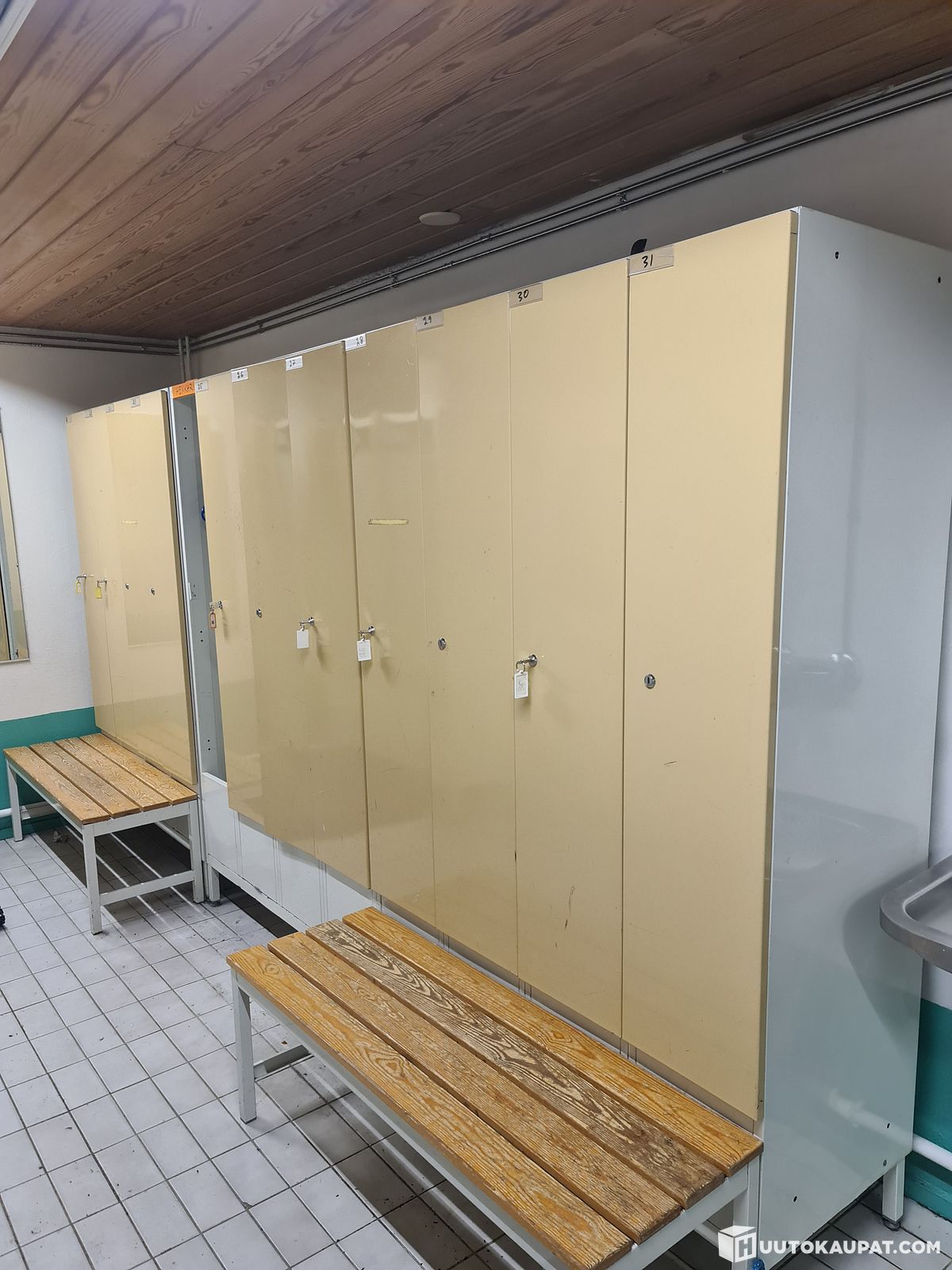 Peltiset vaatekaapit ja penkit, Helsinki | Huutokaupat.com