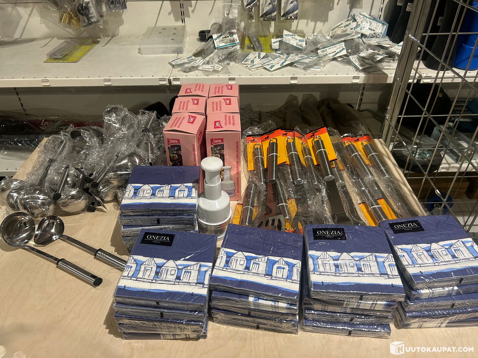 Myymälän 81 kpl isoerä keittiö ja grillausvälineitå ym tavaraa, Mikkeli ...