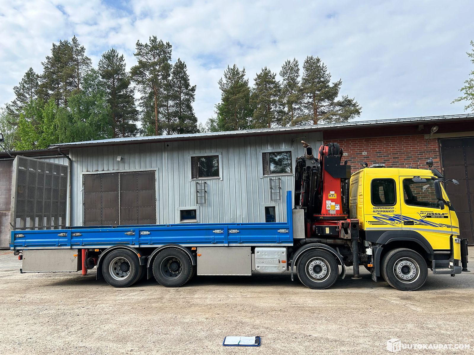 Volvo FM 82F R - D13 vetoauto nosturilla ja hydraulisella perälaudalla ...
