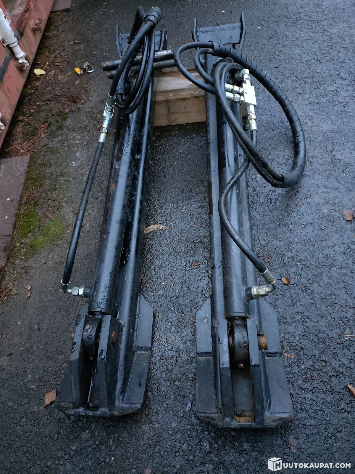 Omavalmiste Kuormaajan tukijalat pari, 2021, Oulu | Huutokaupat.com