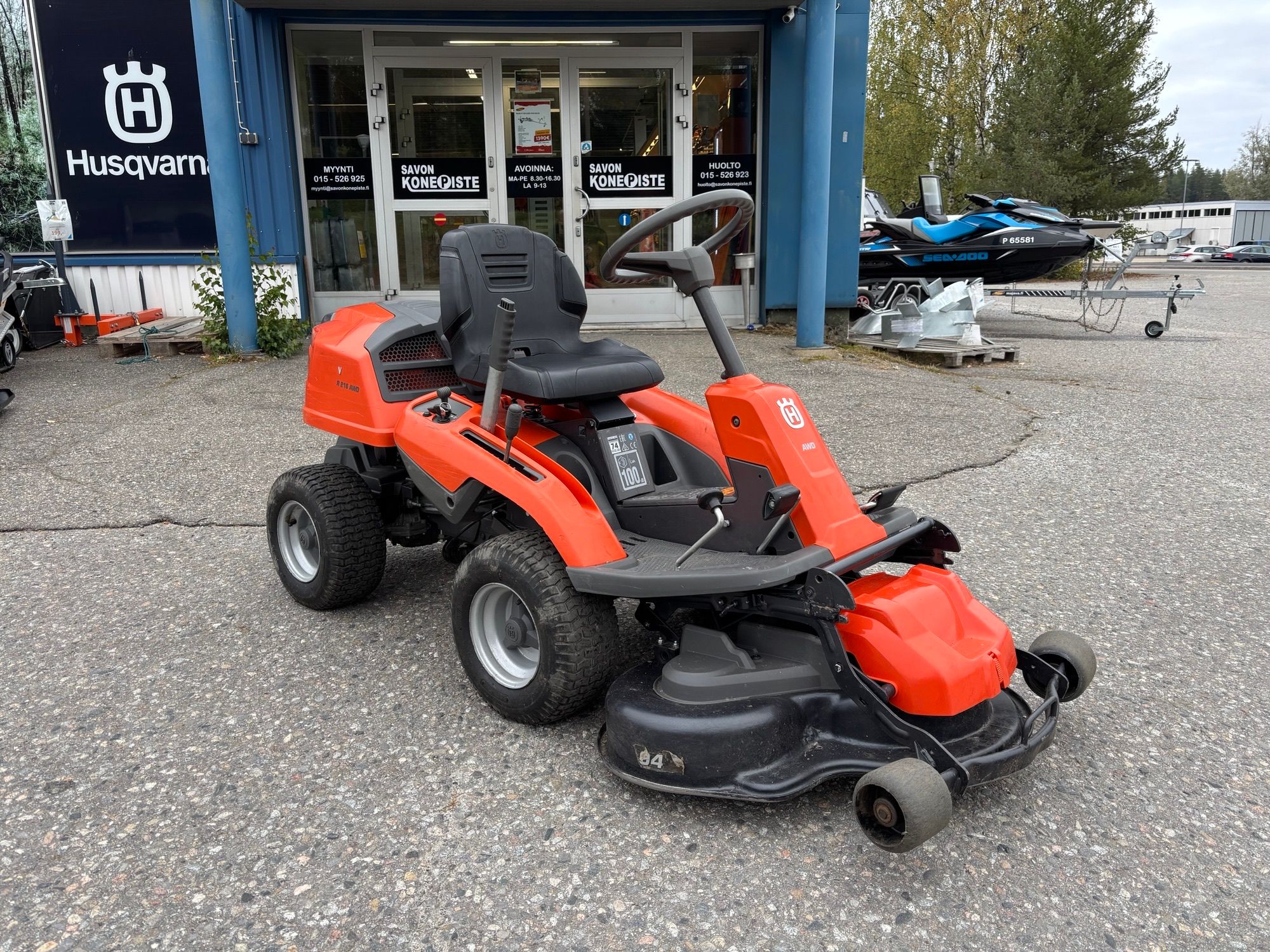 Huutokaupattavat puutarhakoneet, ulkovalaisimet ja muut syyspihan tarvikkeet | Huutokaupat.com