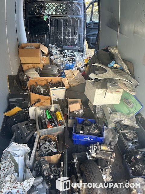 Mopo, moottoripyörä, mönkijä ym iso erä varaosia ym, kuolinpesän ...