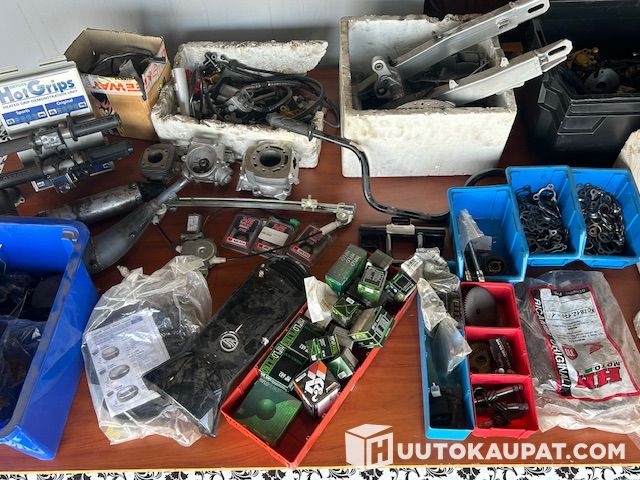 Mopo, moottoripyörä, mönkijä ym iso erä varaosia ym, kuolinpesän ...