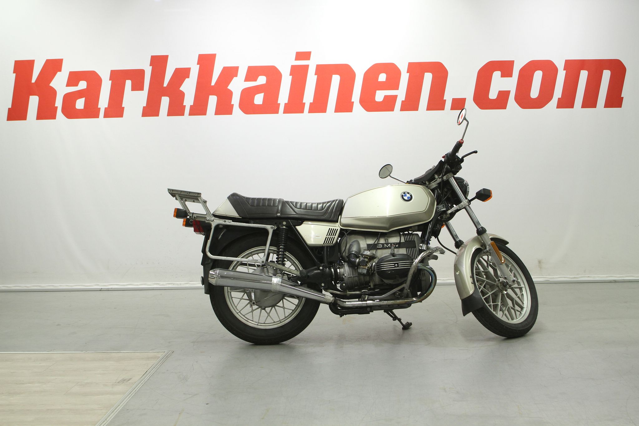 Aloittavalle mopoilijalle rassattavaa, kaksi kilvellistä mopoa ja ...