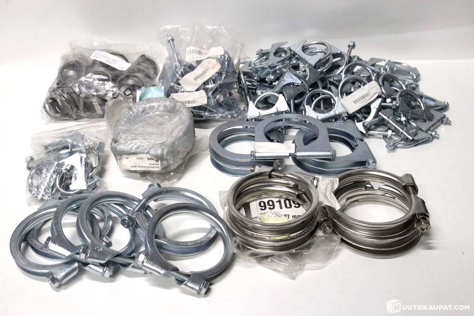 Trailcon varastopoisto: Erä klemmareita/kiristimiä, yhteensä 203 kpl. TRC812 / S2A4, Espoo ...