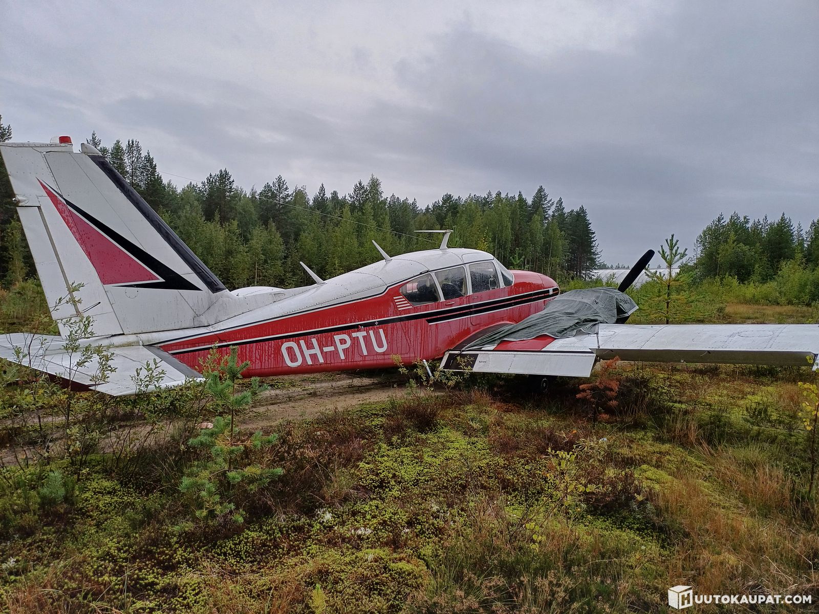 Ulosmitattu lentokone Piper, PA-23-250 Kannuksessa / Utmätt flygplan ...