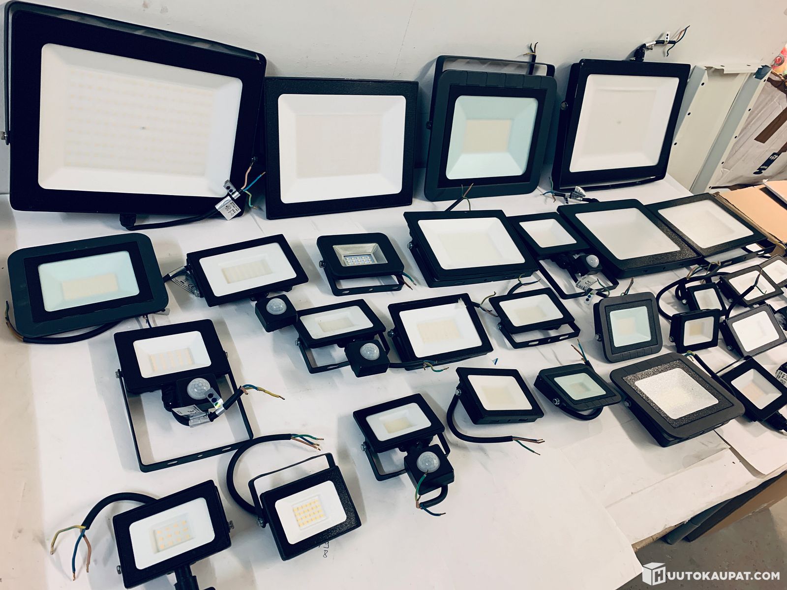 Halogen light models, 30 units, Tampere | Huutokaupat.com