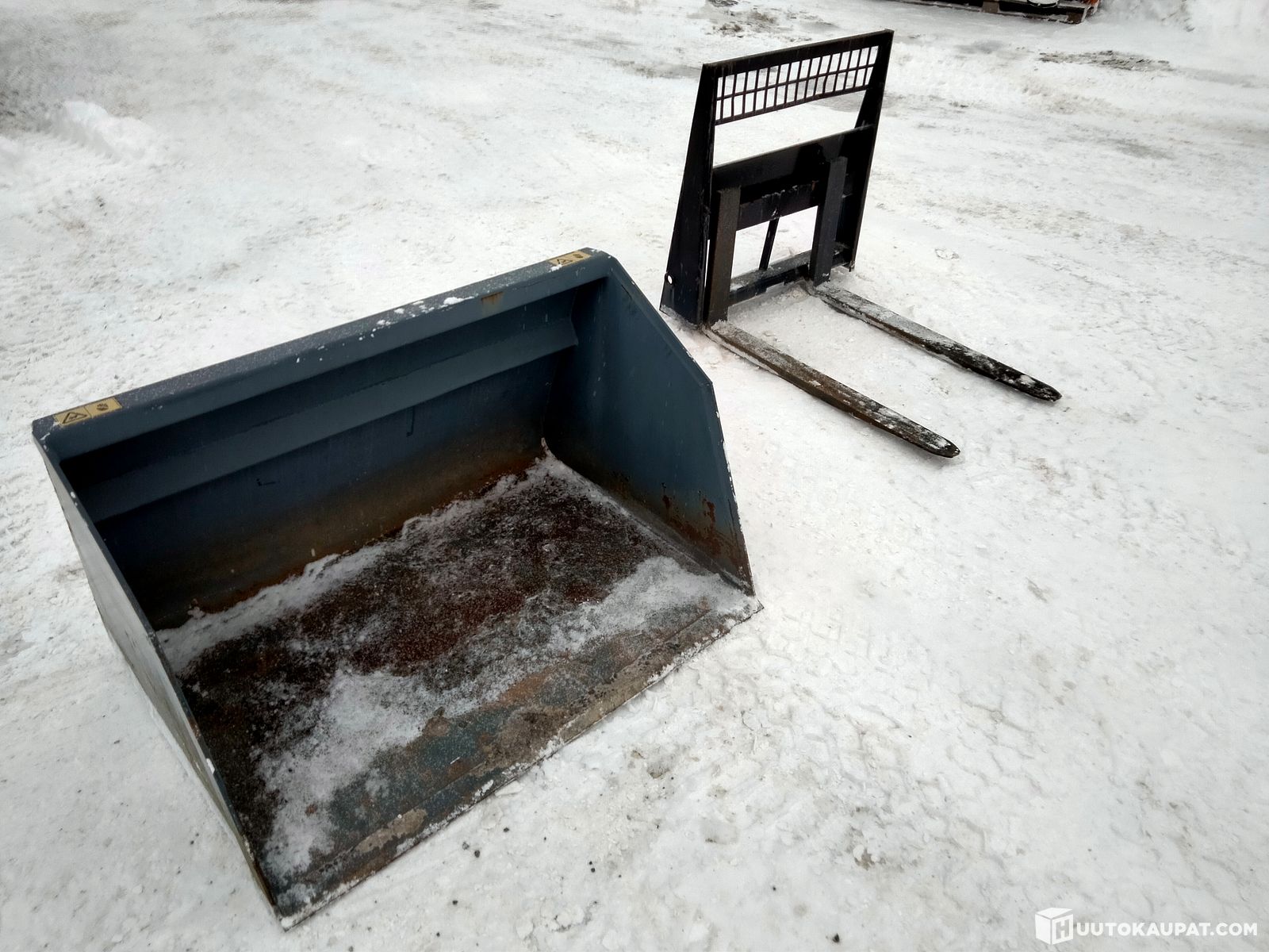 Kevytmateriaalikauha sekä trukkipiikit, Bobcat 910. Hinta sis. alv24 ...