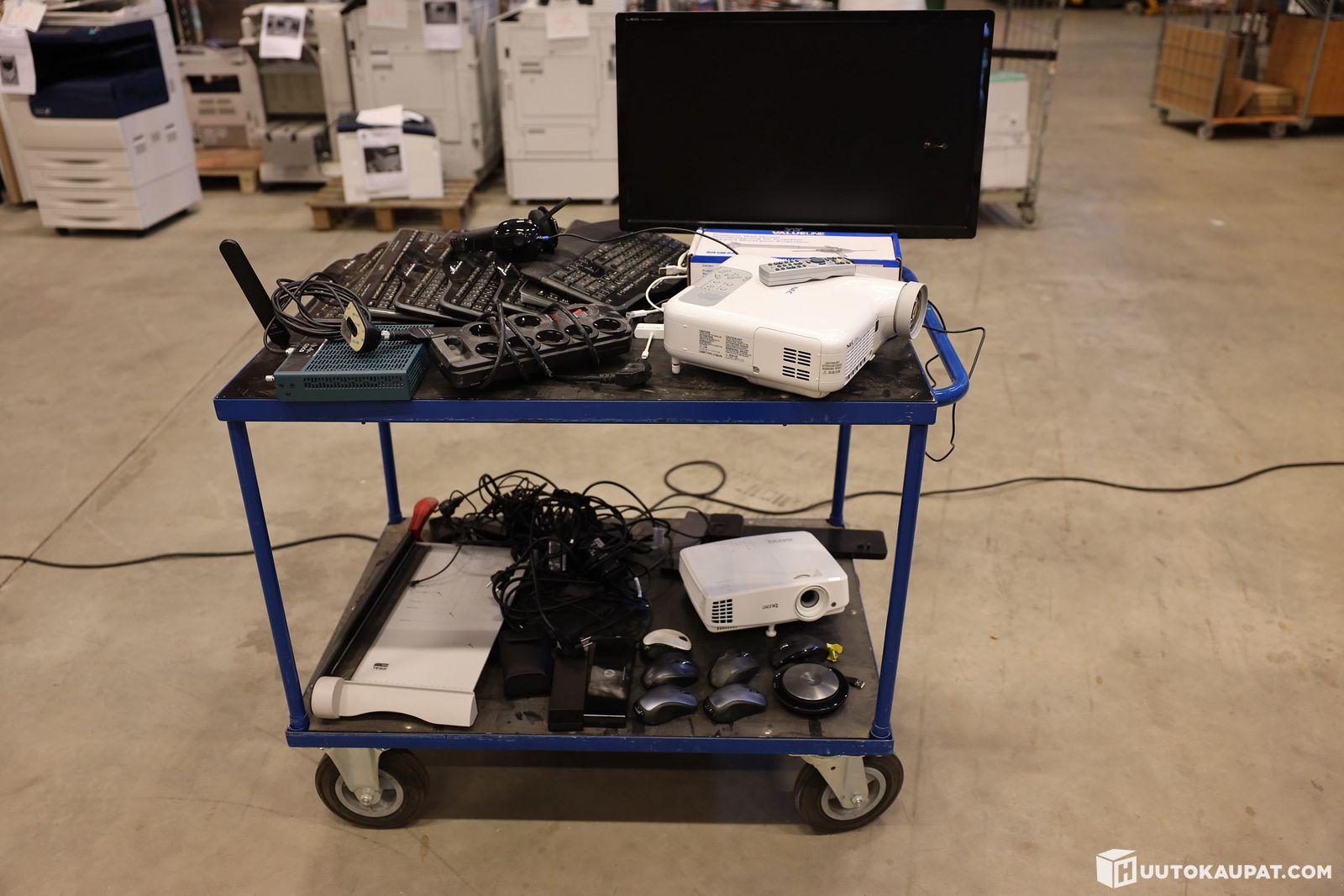 Videotykki 2 kpl, näppäimistöjä, hiiriä, näyttö yms... (525). Aavi ...