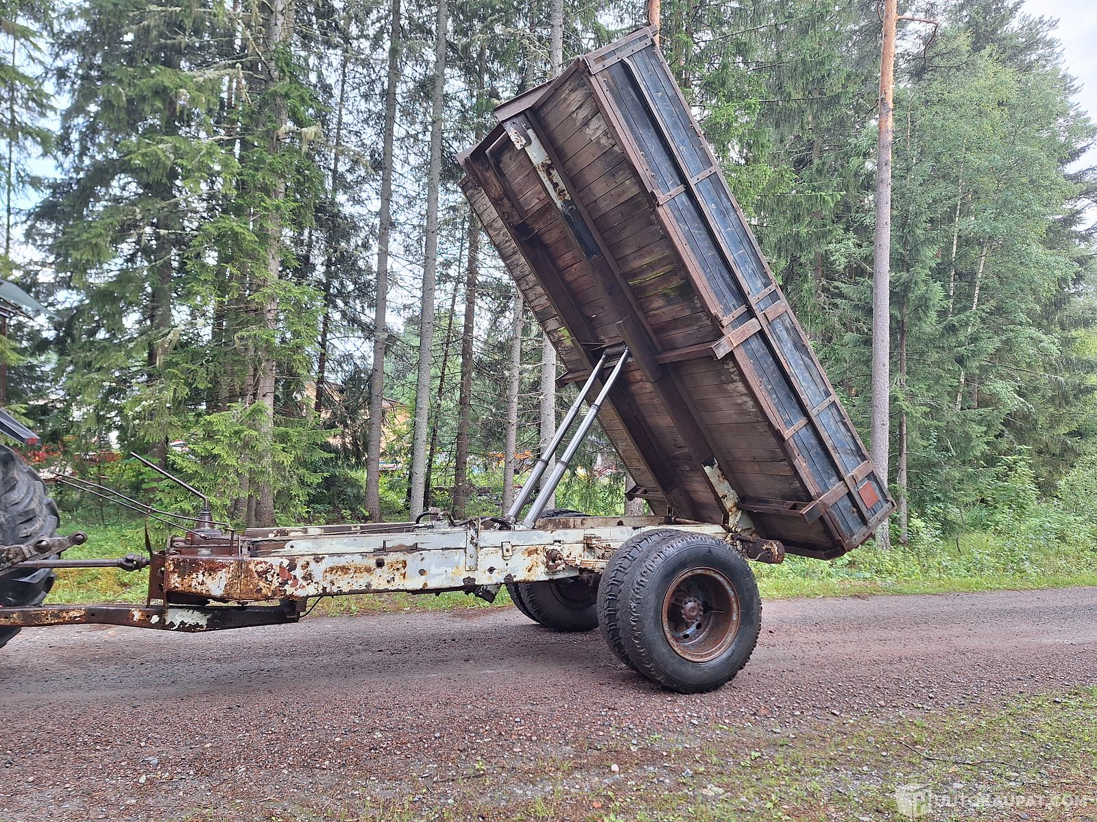 Traktorin perävaunu omalla pumpulla (Matalat ja korkeat laidat ... Traktorin perävaunu omalla pumpulla (Matalat ja korkeat laidat ...