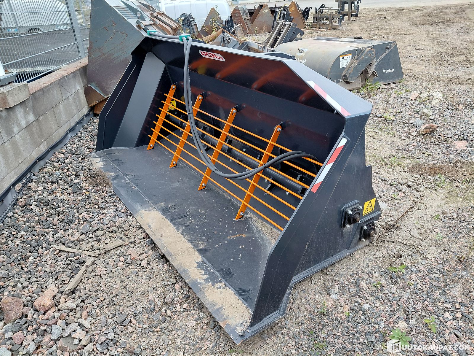 Arcon Pro 2000l hiekoituskauha murskaimella (Volvo sovitteella), Vantaa ...