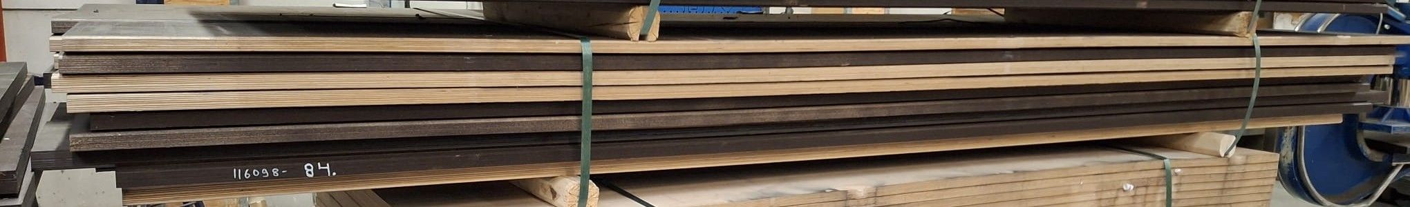 Poistettu erä puukomposiitti terassilautaa n. 450 metriä ja sekalainen määrä tarvikkeita, Espoo ...