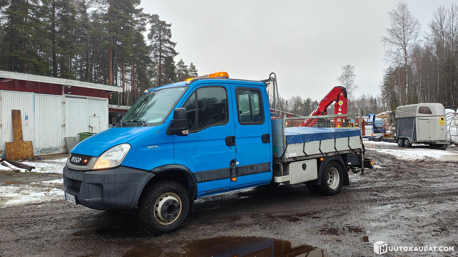 Kevytkuorma-auto Iveco Daily 3.0 HPT, vm. 2010, Ferrarin 530 nosturi ...