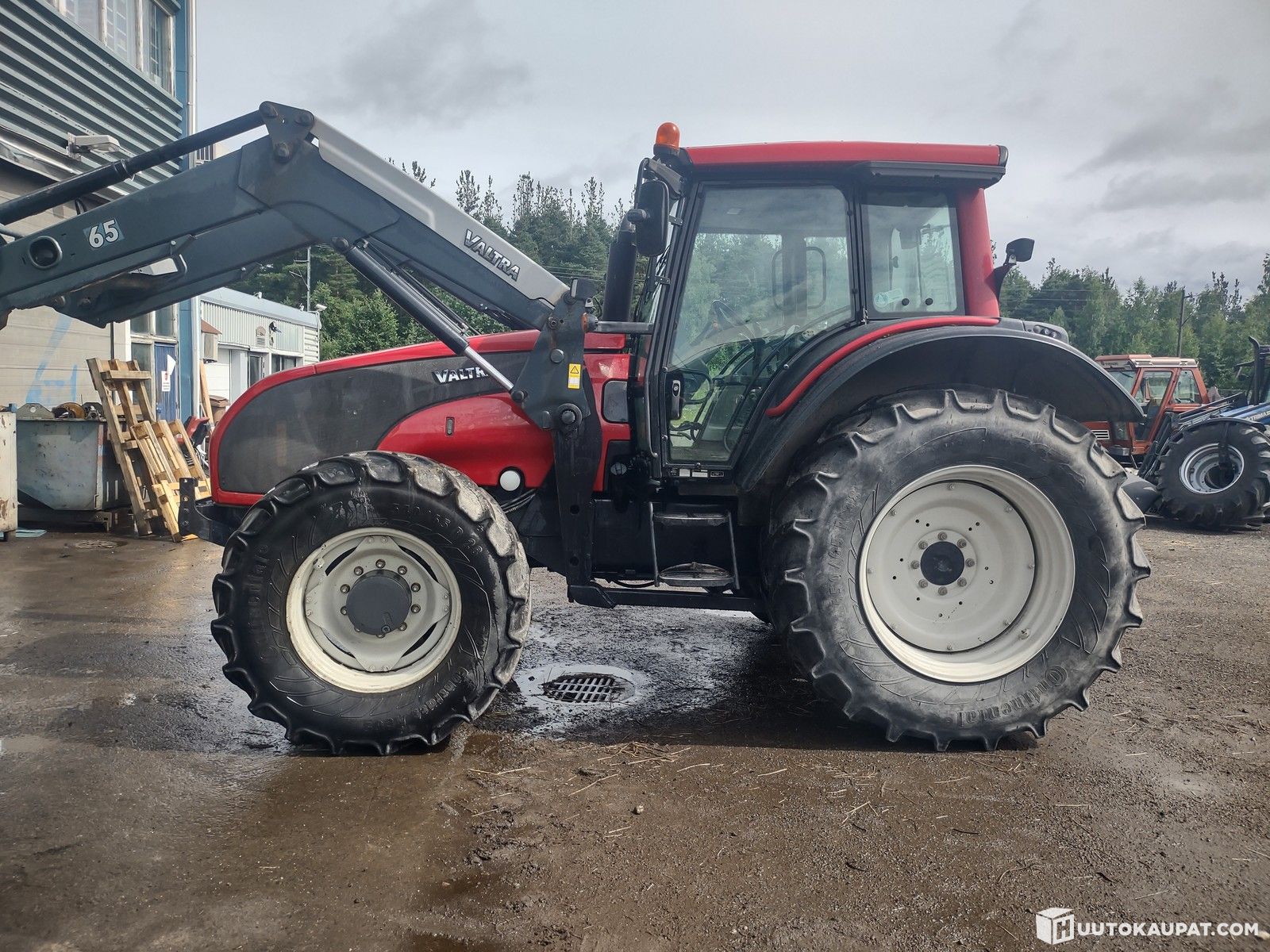 Ulosmitattu traktori Valtra T171 ja etukuormain Iisalmessa. Utmätt traktor Valtra T171 ock ...