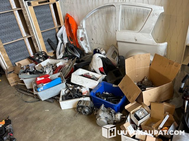 Mopo, moottoripyörä, mönkijä ym iso erä varaosia ym, kuolinpesän ...