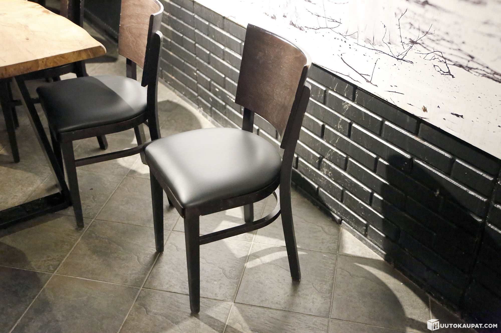 2 kpl Upea iso lankkupöytä elävällä reunalla + 16 tuolia. RFL1/142, Tampere | Huutokaupat.com