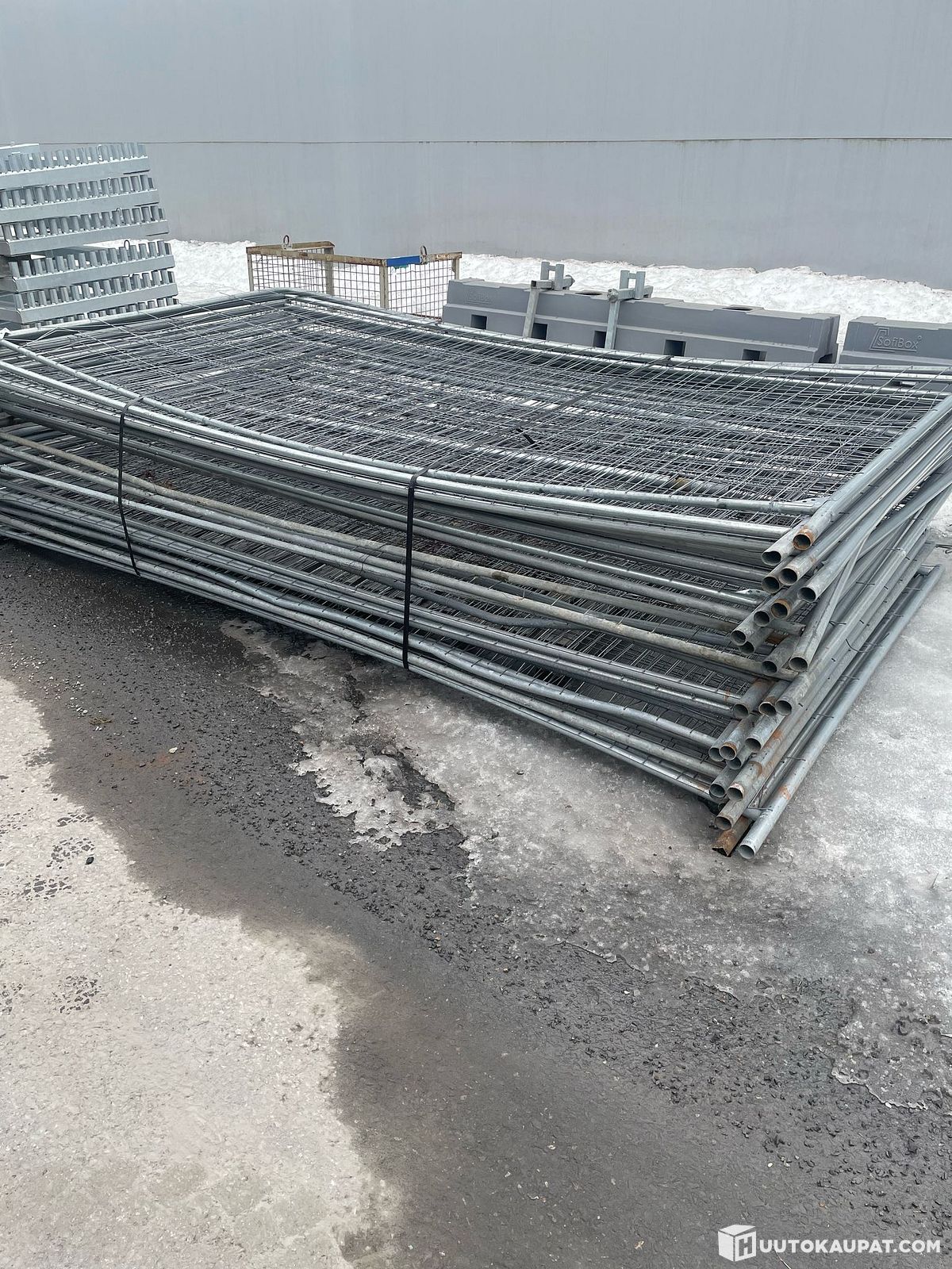 Myynnissä Ramirent Finland Oy:n (y-tunnus 2077956-8) omaisuutta: 25 kpl:tta Korkea työmaa-aita ...