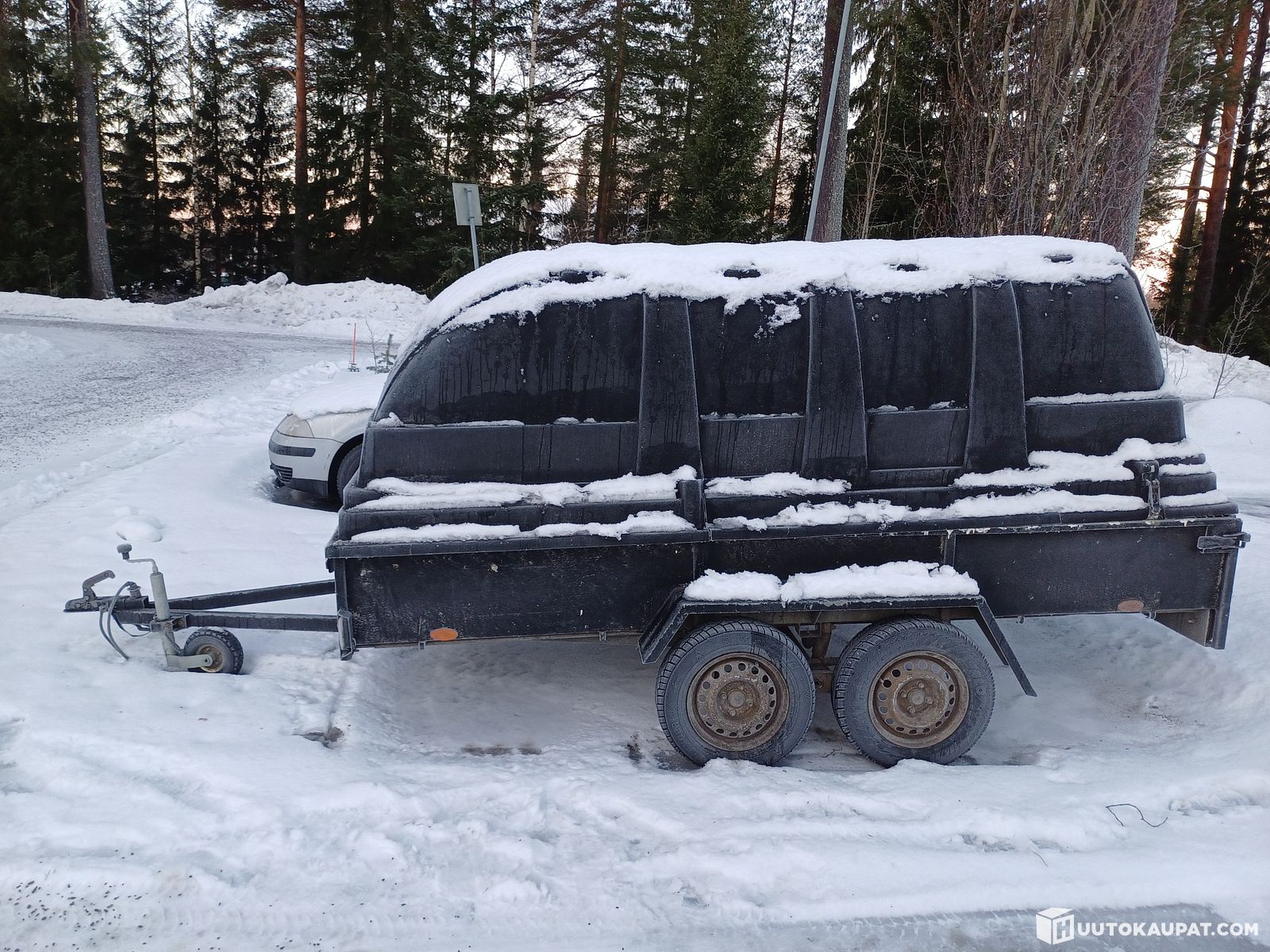 Ulosmitattu kuomullinen perävaunu Kokkolassa / Utmätt släpvagn med huv i Karleby, Kokkola ...