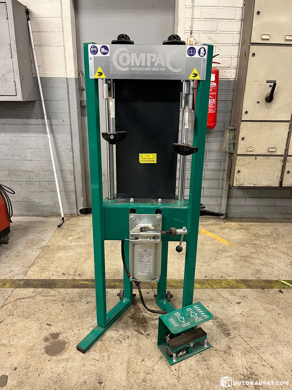 Garage workshop tools, spring compressor, Compac CSC+, Lot 20, Helsinki ...